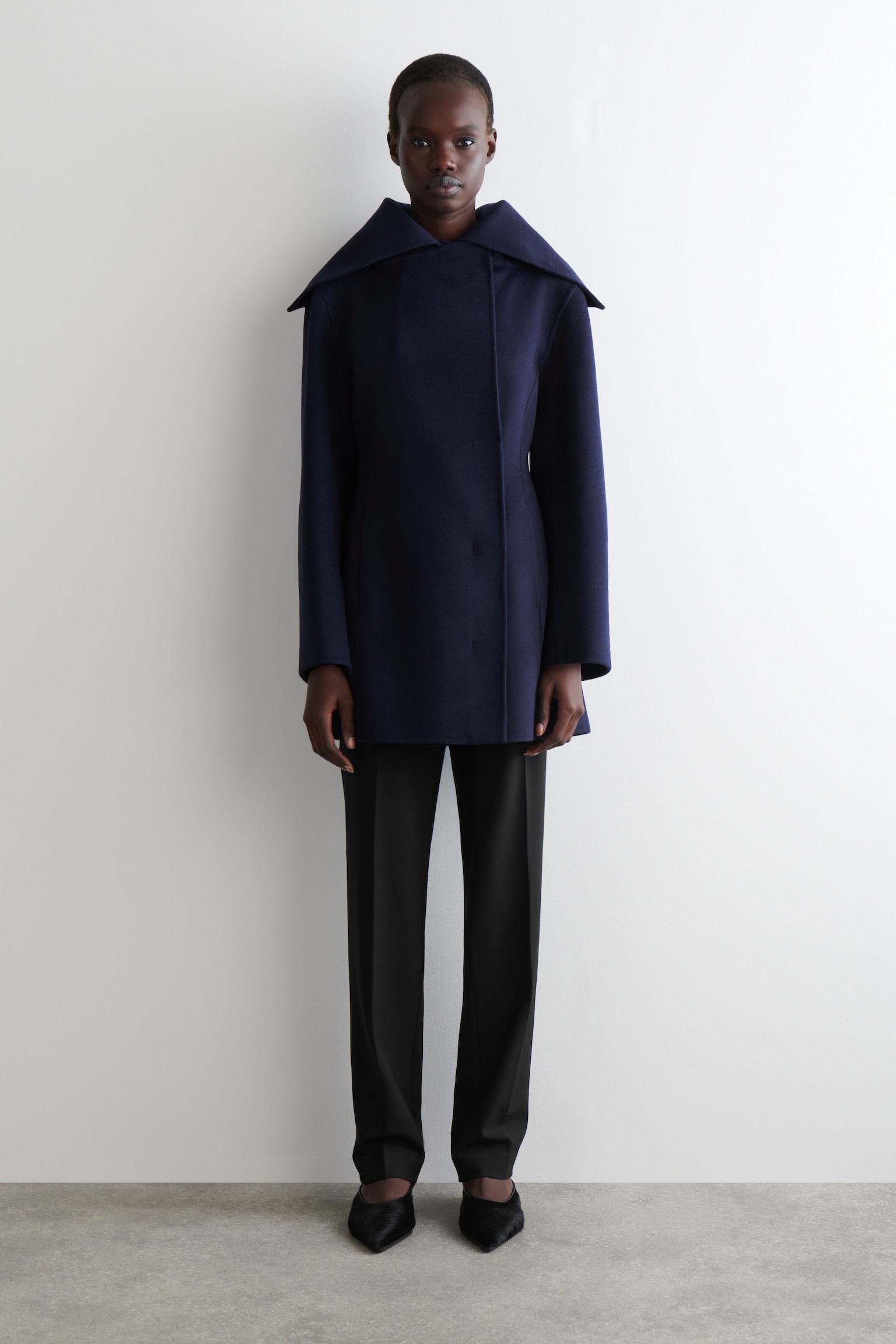 SCULPTED DOUBLE-FACED WOOL SHORT COAT - MIDNIGHT | COS US