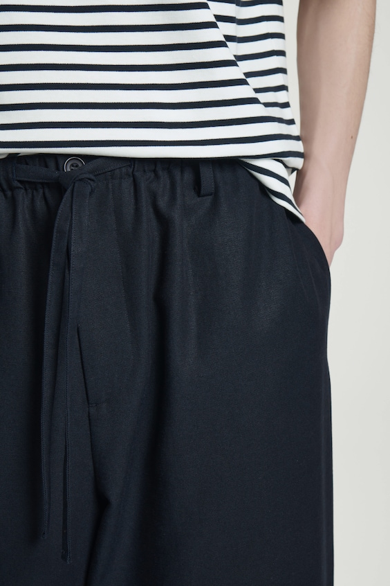 BARREL-LEG DRAWSTRING TROUSERS - NAVY | COS