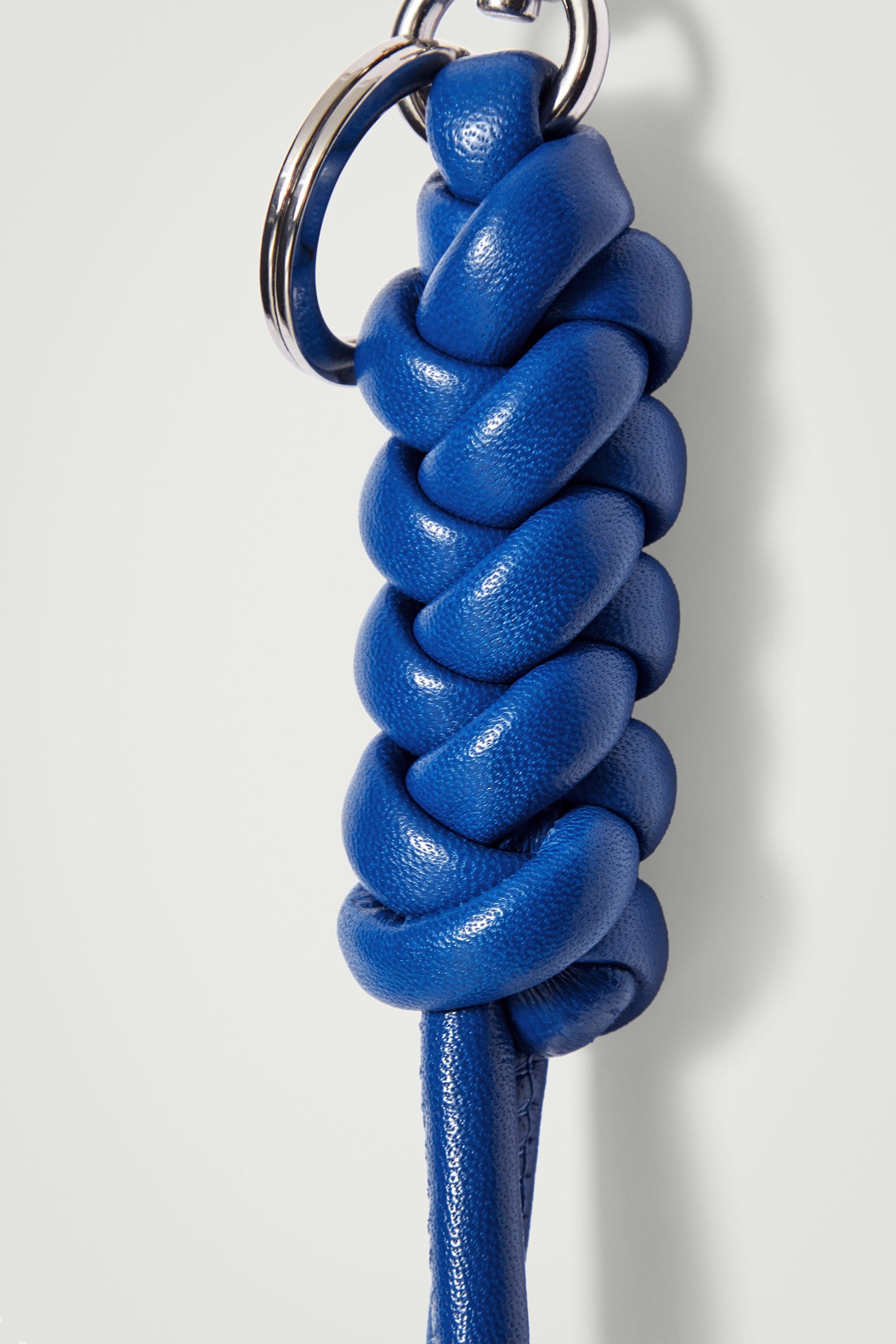 CHUNKY KNOTTED LEATHER KEYRING - BLUE | COS