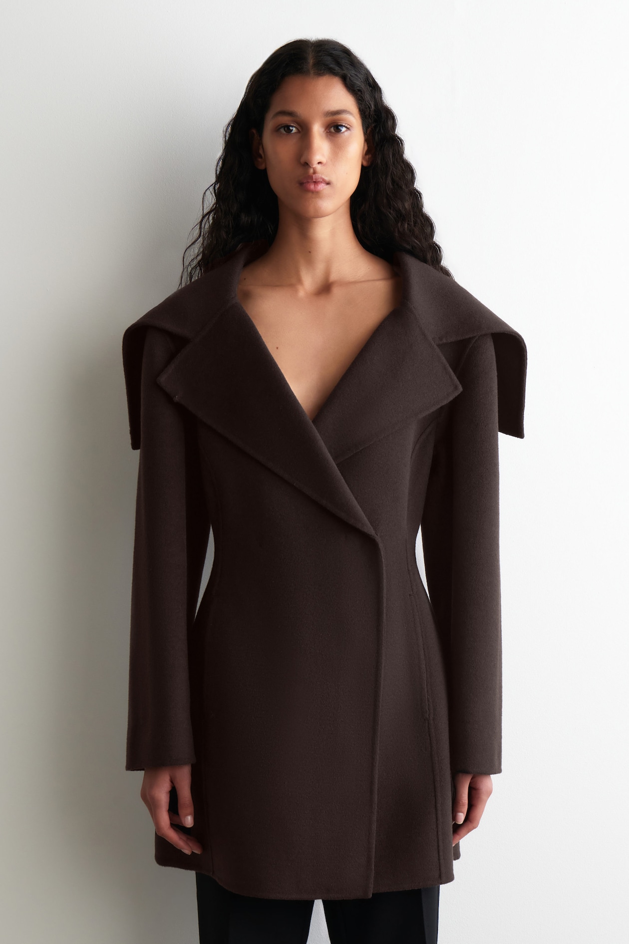 SCULPTED DOUBLE-FACED WOOL SHORT COAT - CHOCOLATE | COS