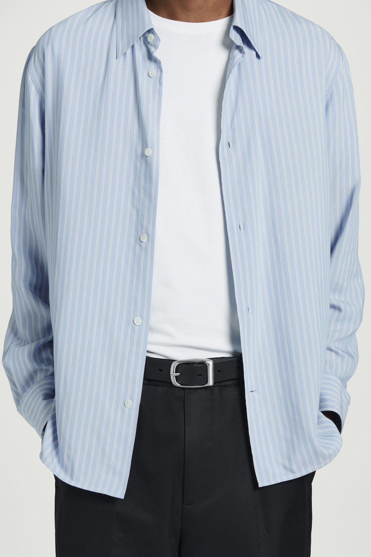 CURVED-BUCKLE LEATHER BELT - BLACK | COS