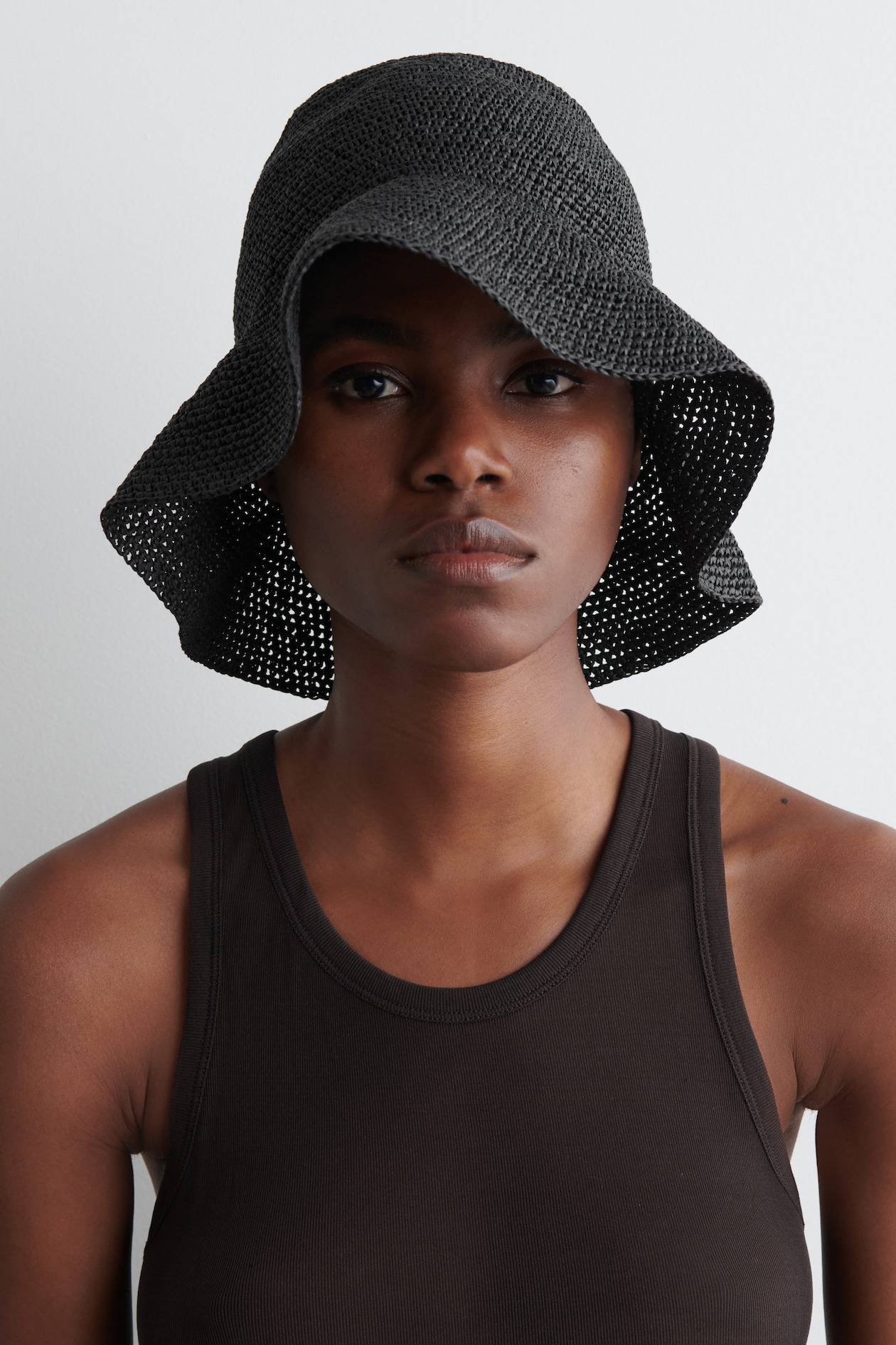 STRAW BUCKET HAT - BLACK | COS