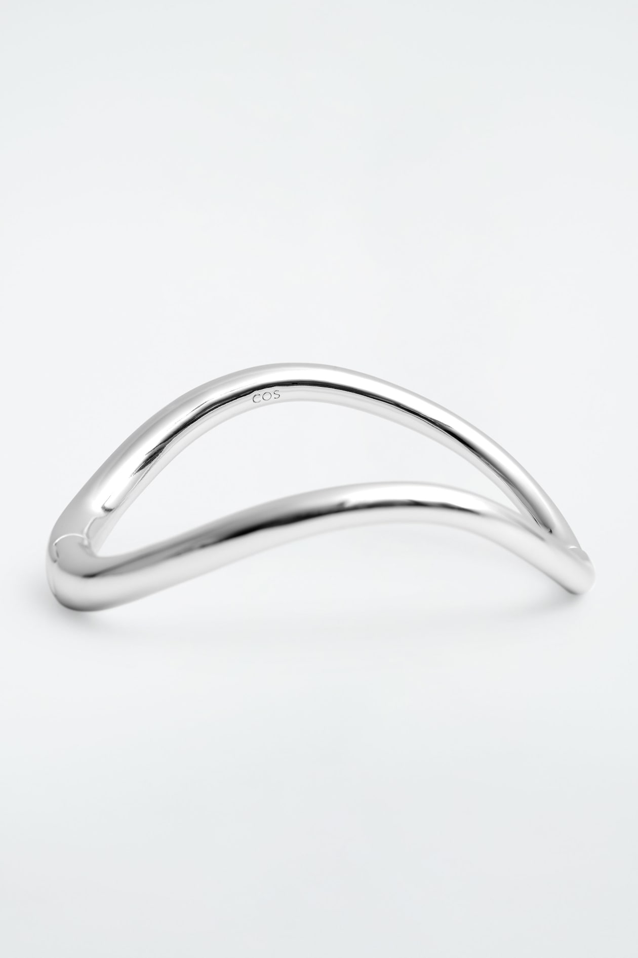 CURVED HINGED BANGLE - SILVER | COS GB