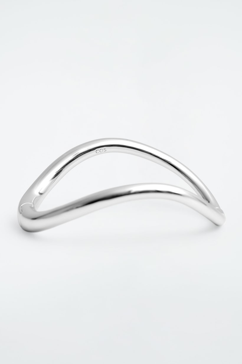 CURVED HINGED BANGLE - SILVER | COS