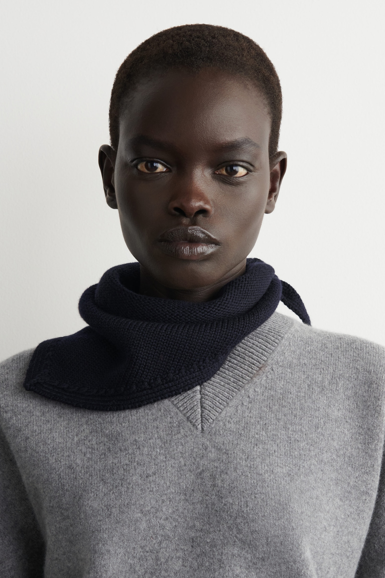 MERINO WOOL TRIANGLE SCARF - NAVY | COS