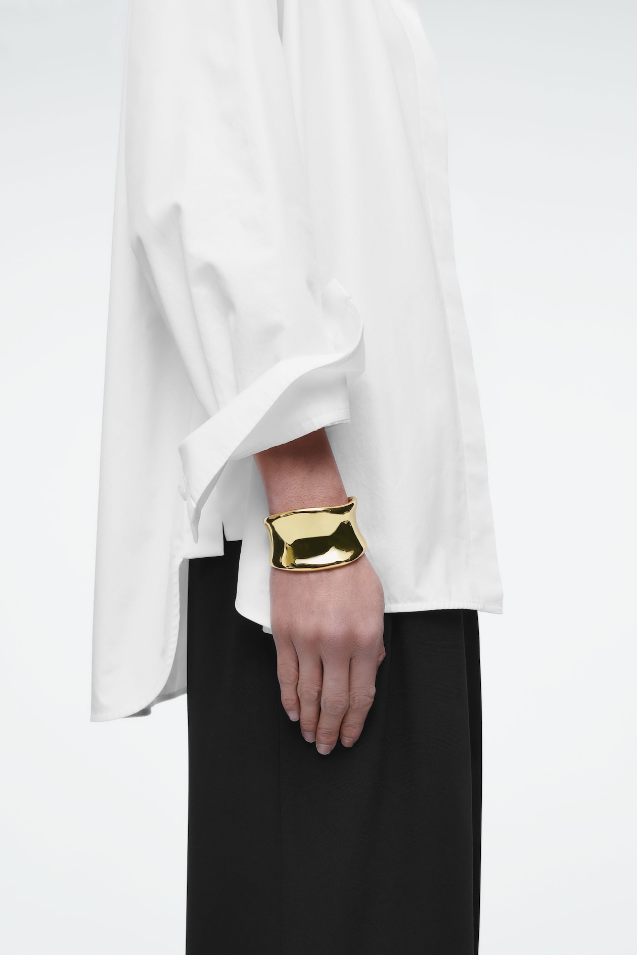 SKULPTURALE ARMSPANGE - GOLD | COS