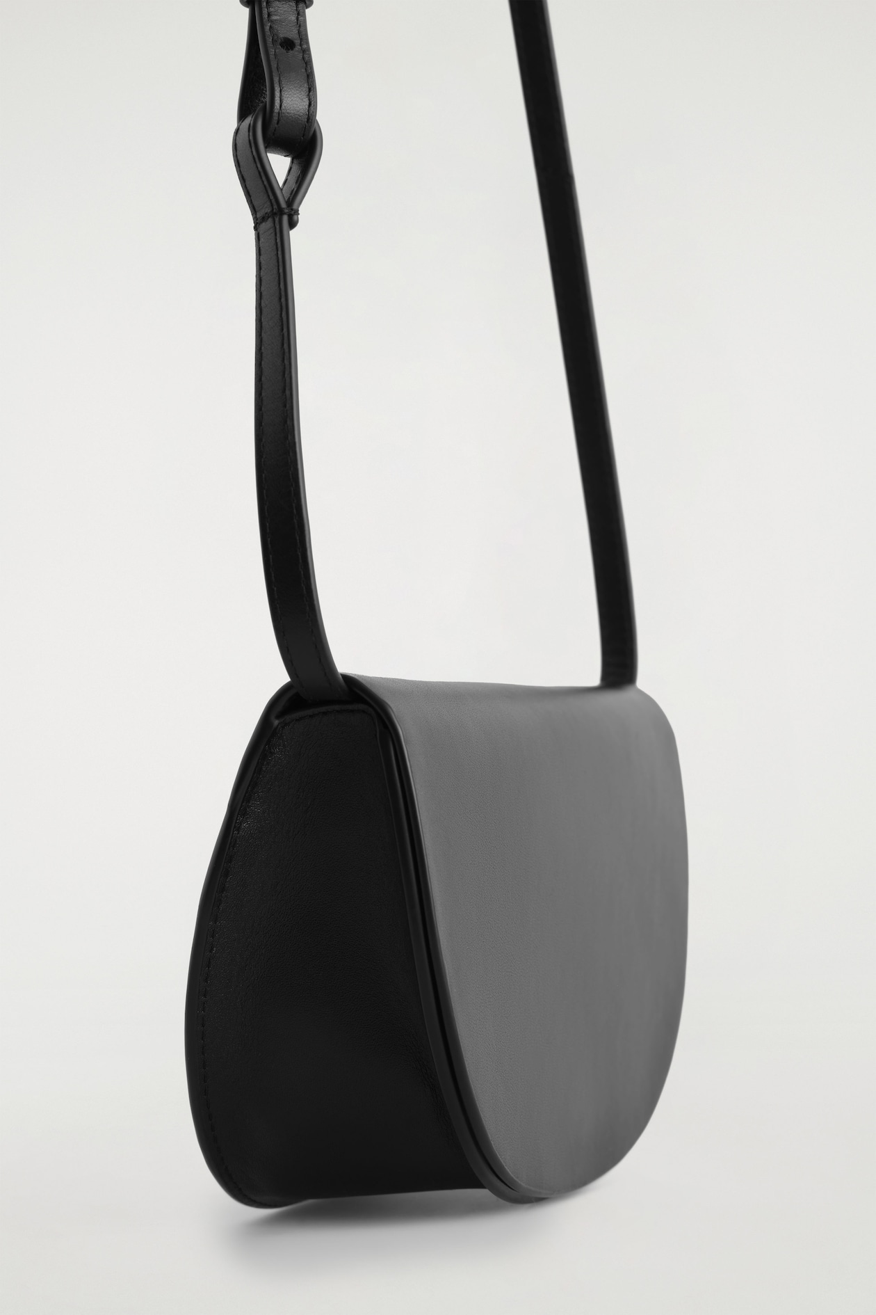 CURVED CROSSBODY BAG - LEATHER - BLACK | COS US