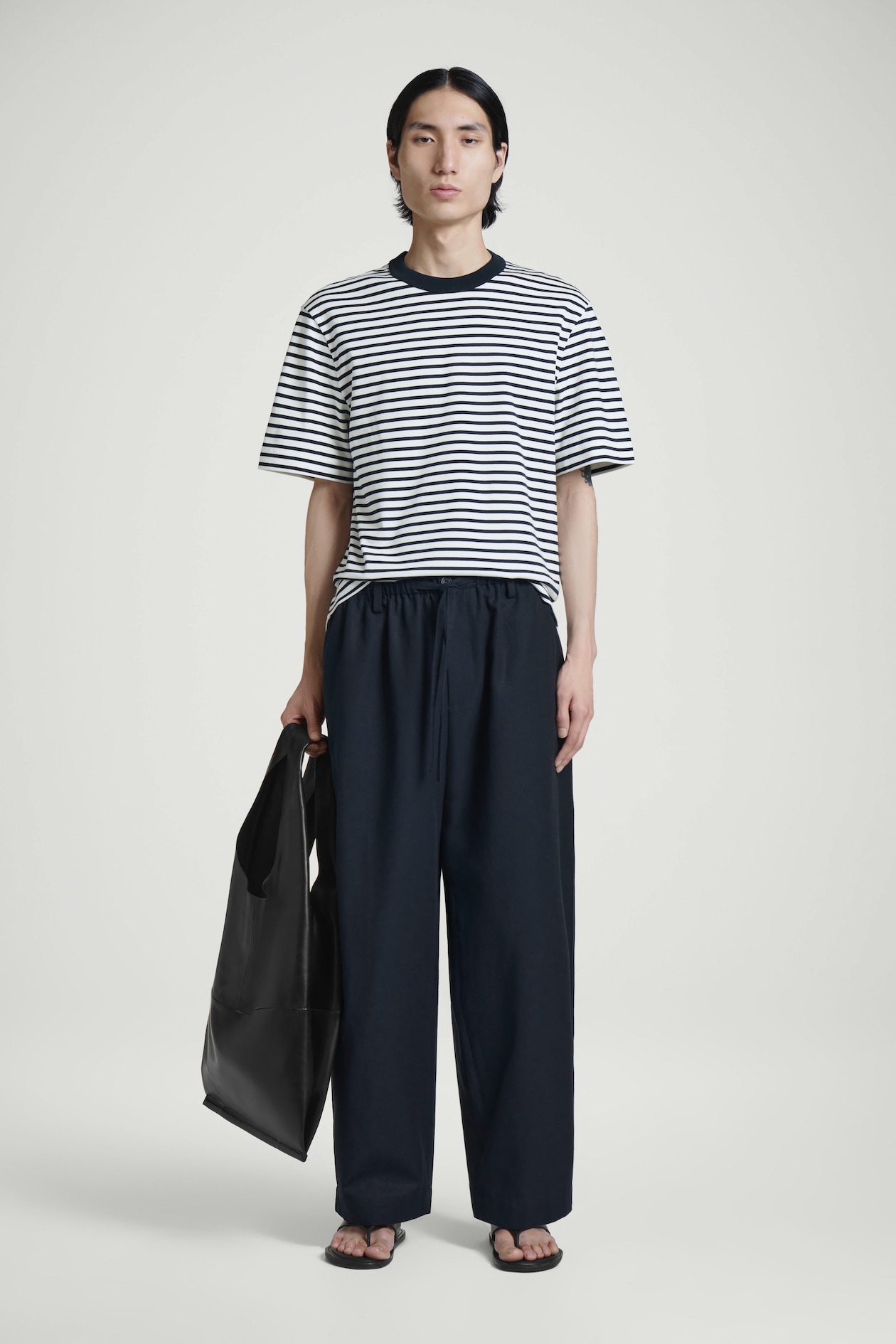 BARREL-LEG DRAWSTRING TROUSERS - NAVY | COS
