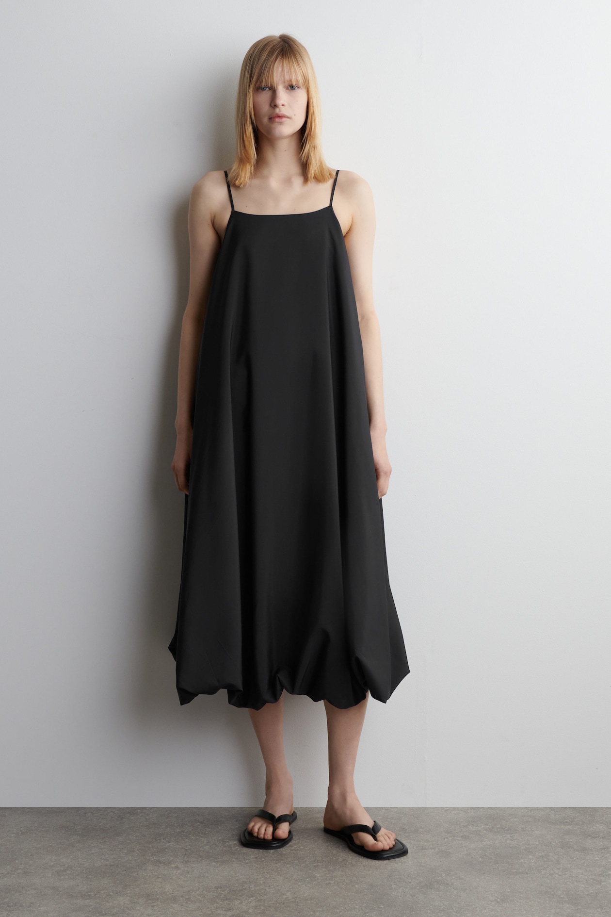 ROBE MIDI À OURLET BULLE - NOIR | COS