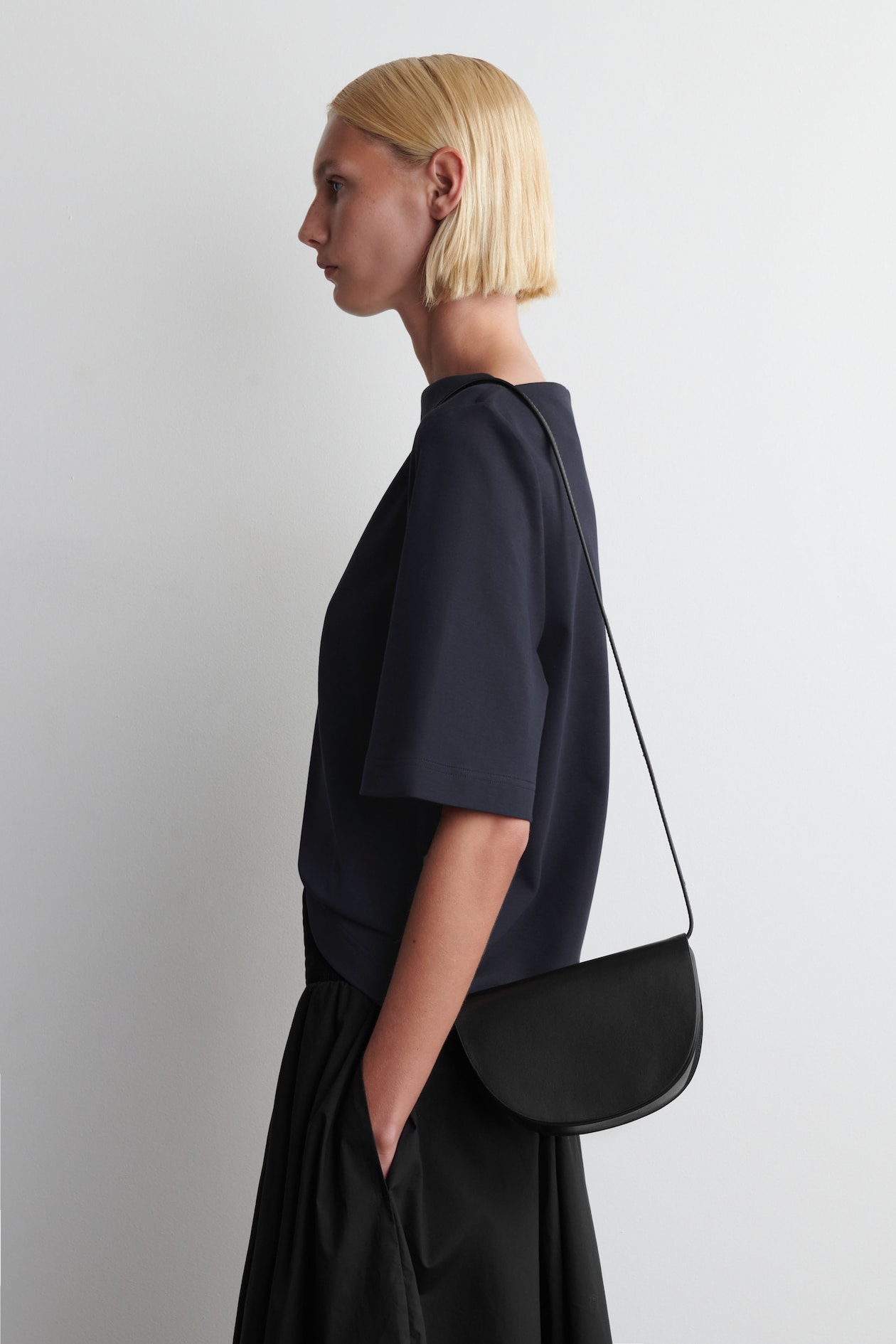 CURVED CROSSBODY BAG - LEATHER - BLACK | COS