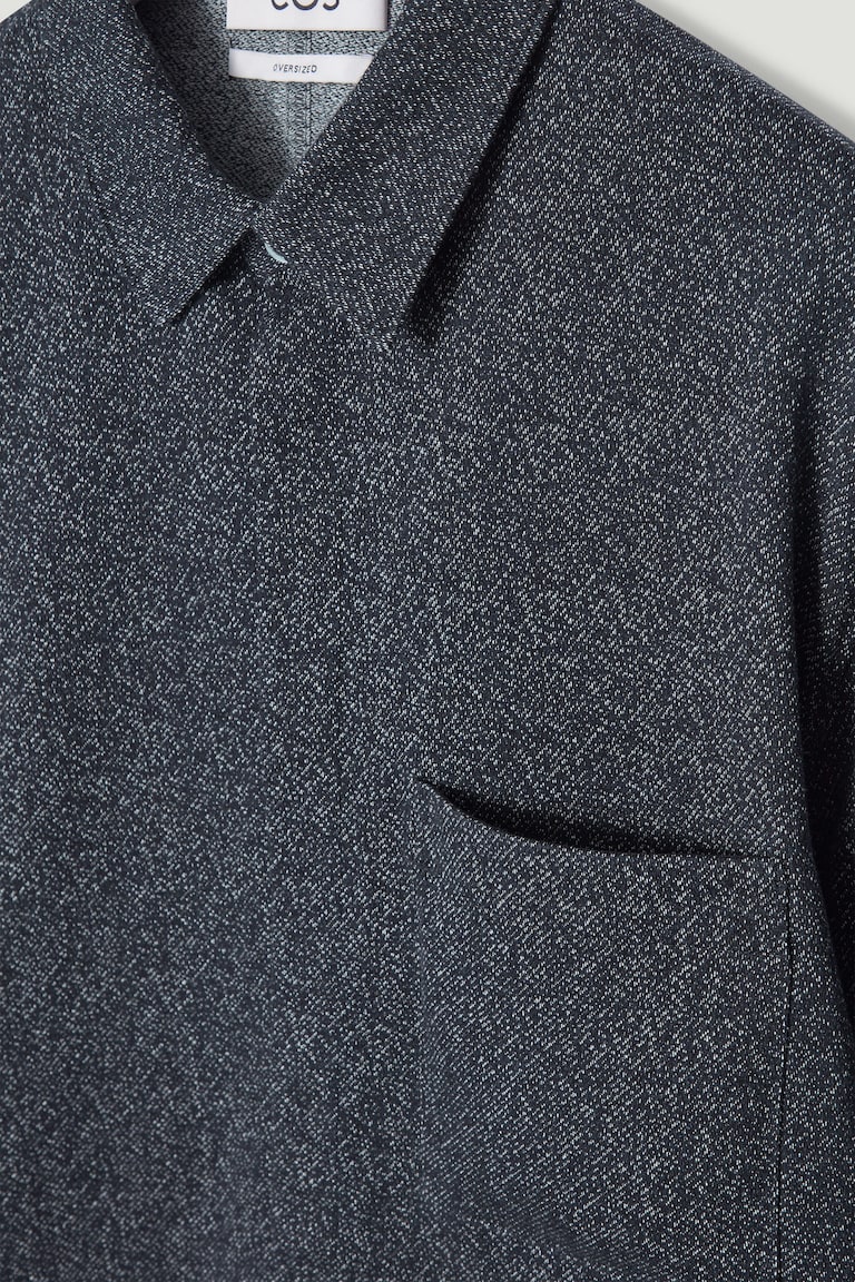 OVERSIZE'OWA KOSZULA WIERZCHNIA Z BAWEŁNY - GRANATOWY/BIAŁY | COS