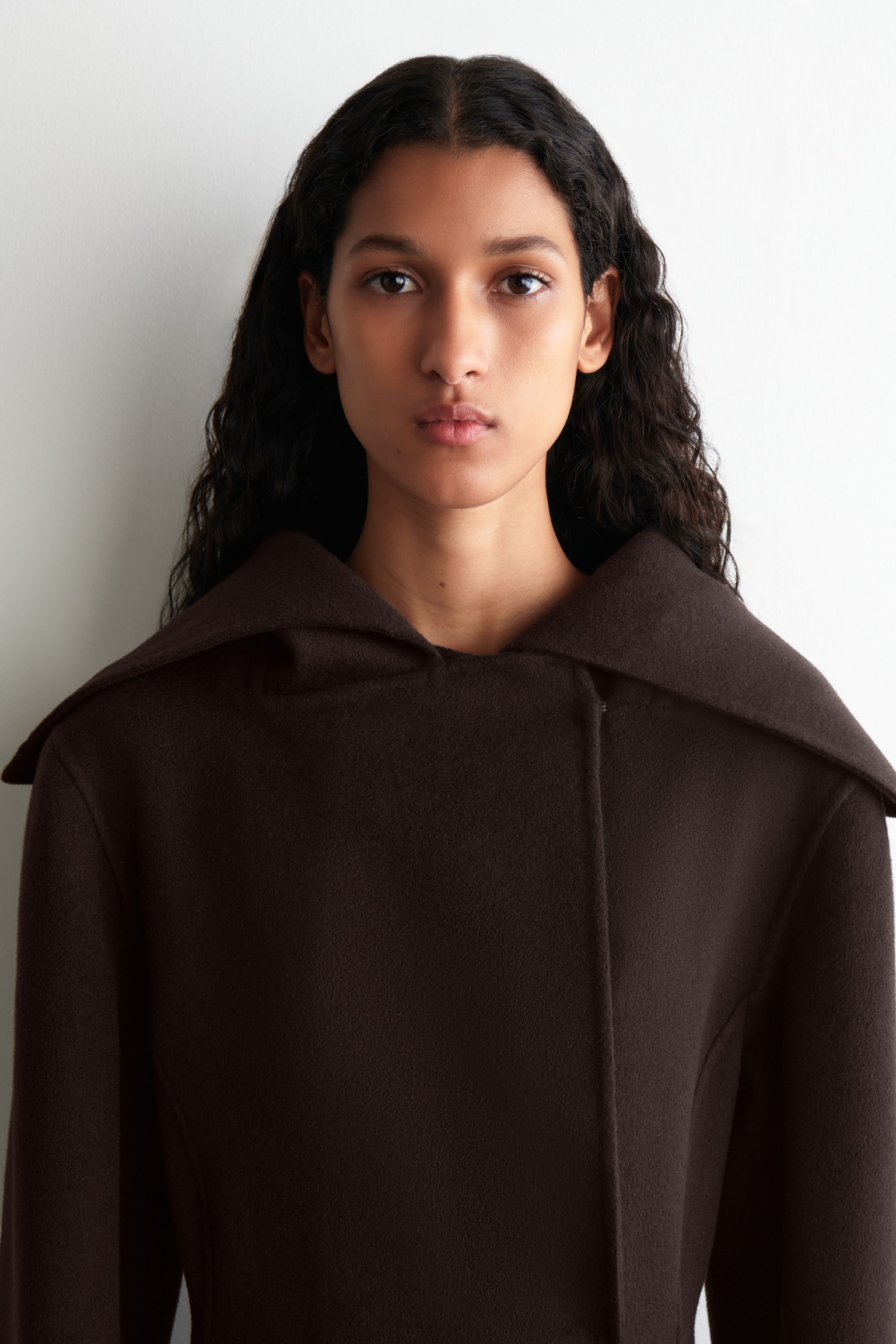 KRÓTKI PŁASZCZ Z WEŁNĄ - CZEKOLADOWY | COS