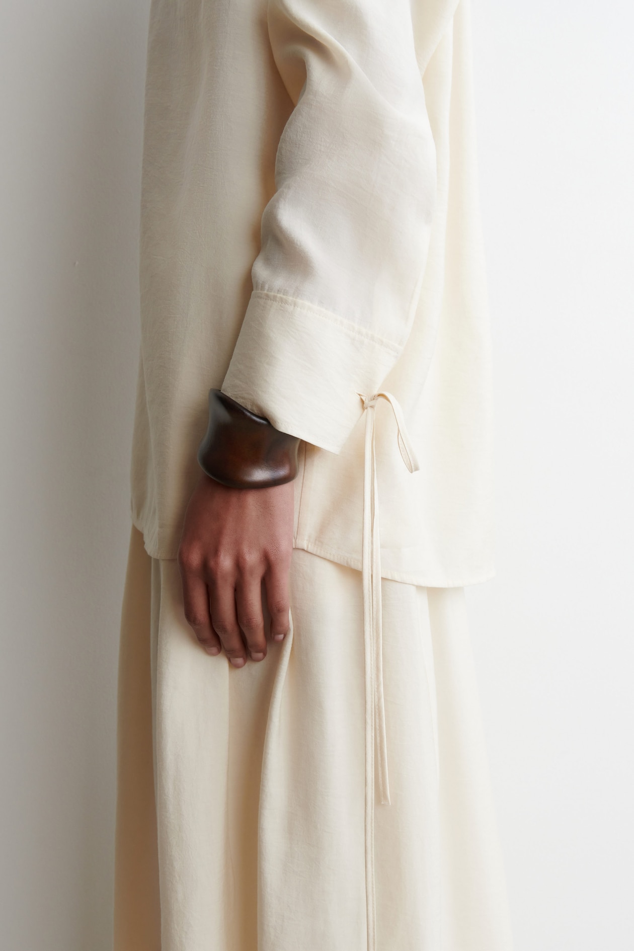 CURVED WOODEN CUFF - WALNUT | COS