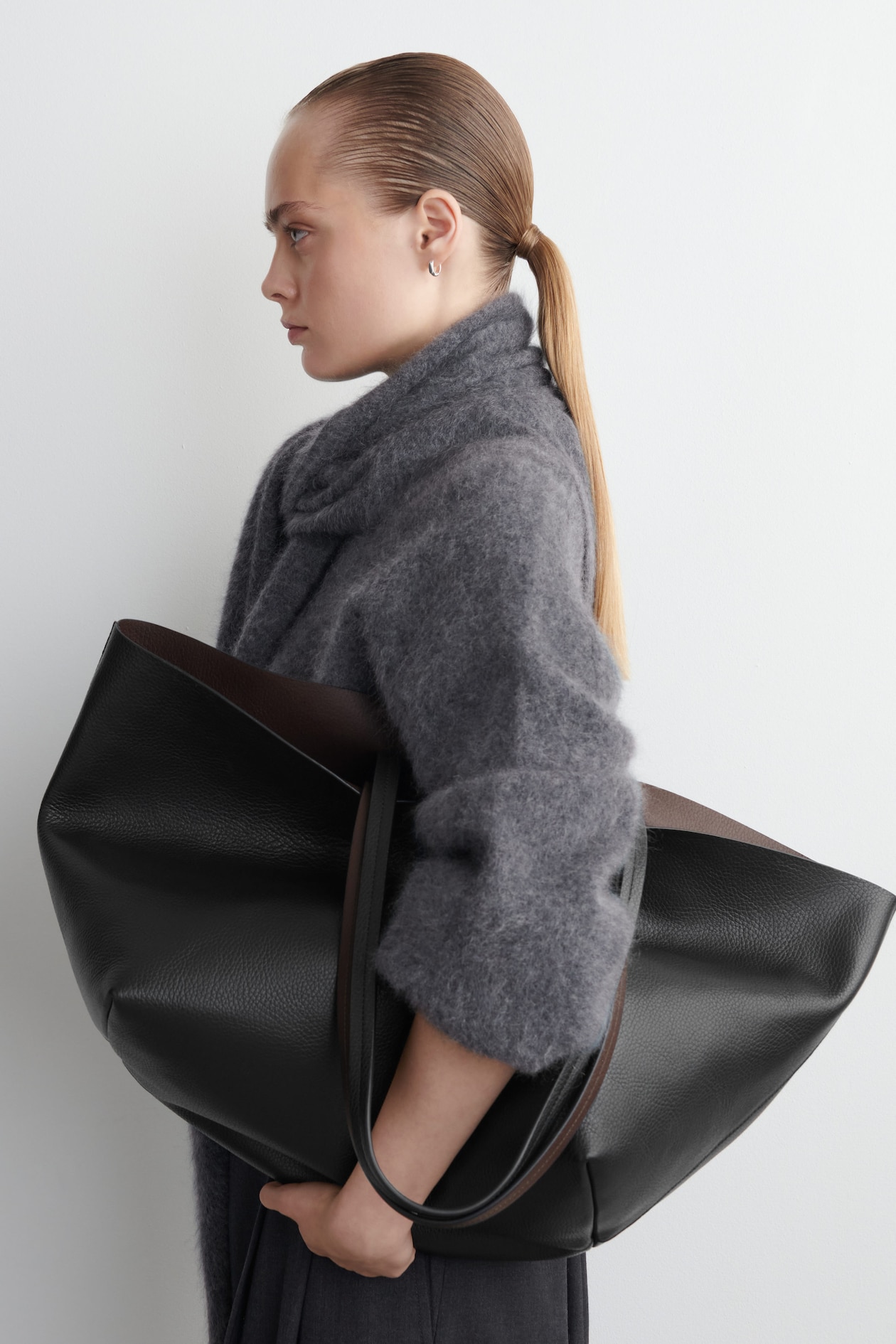 SAC CABAS CLASSIQUE – CUIR - NOIR | COS