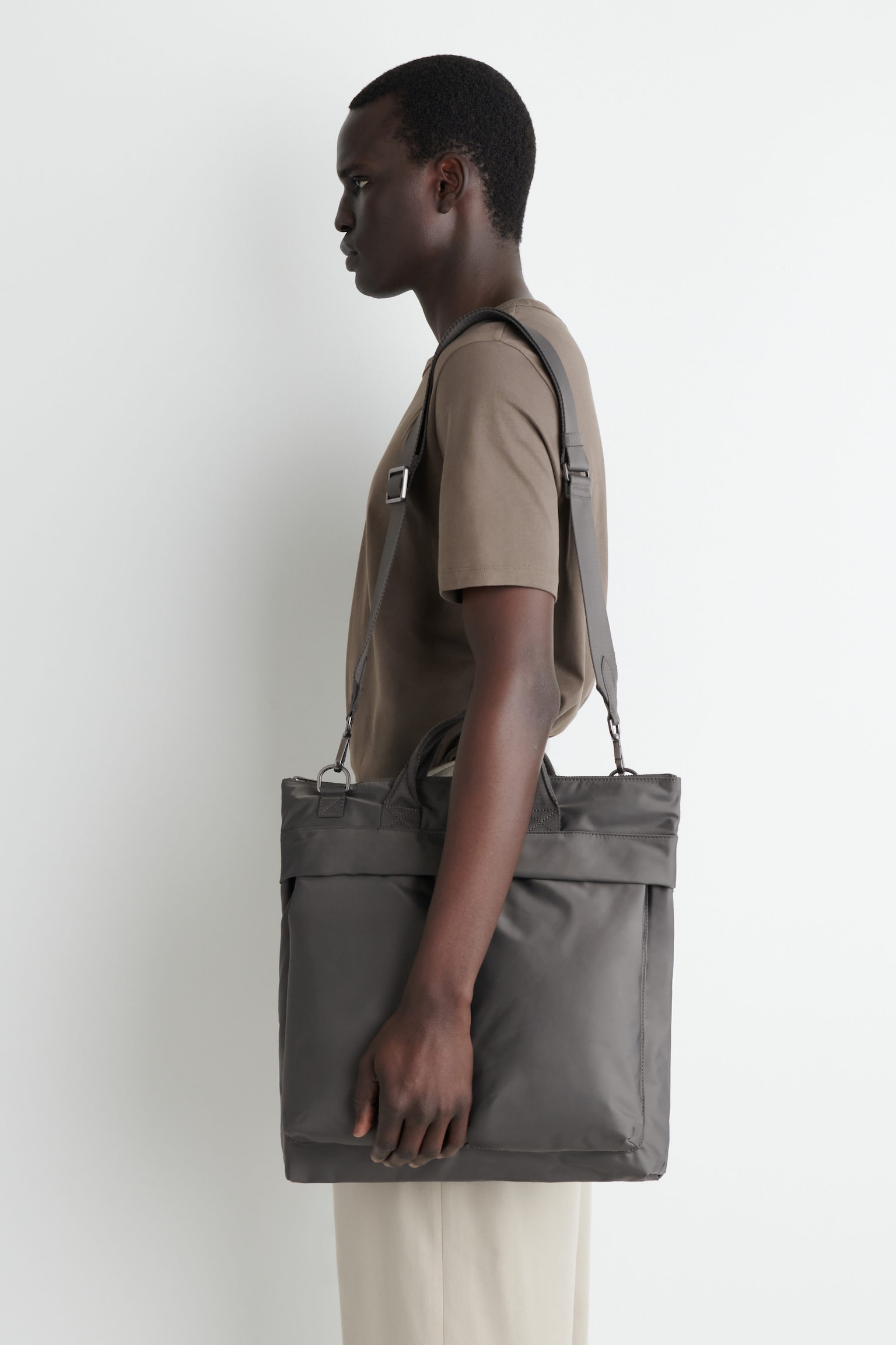 TRANSIT MESSENGER BAG - NYLON - GREY | COS GB