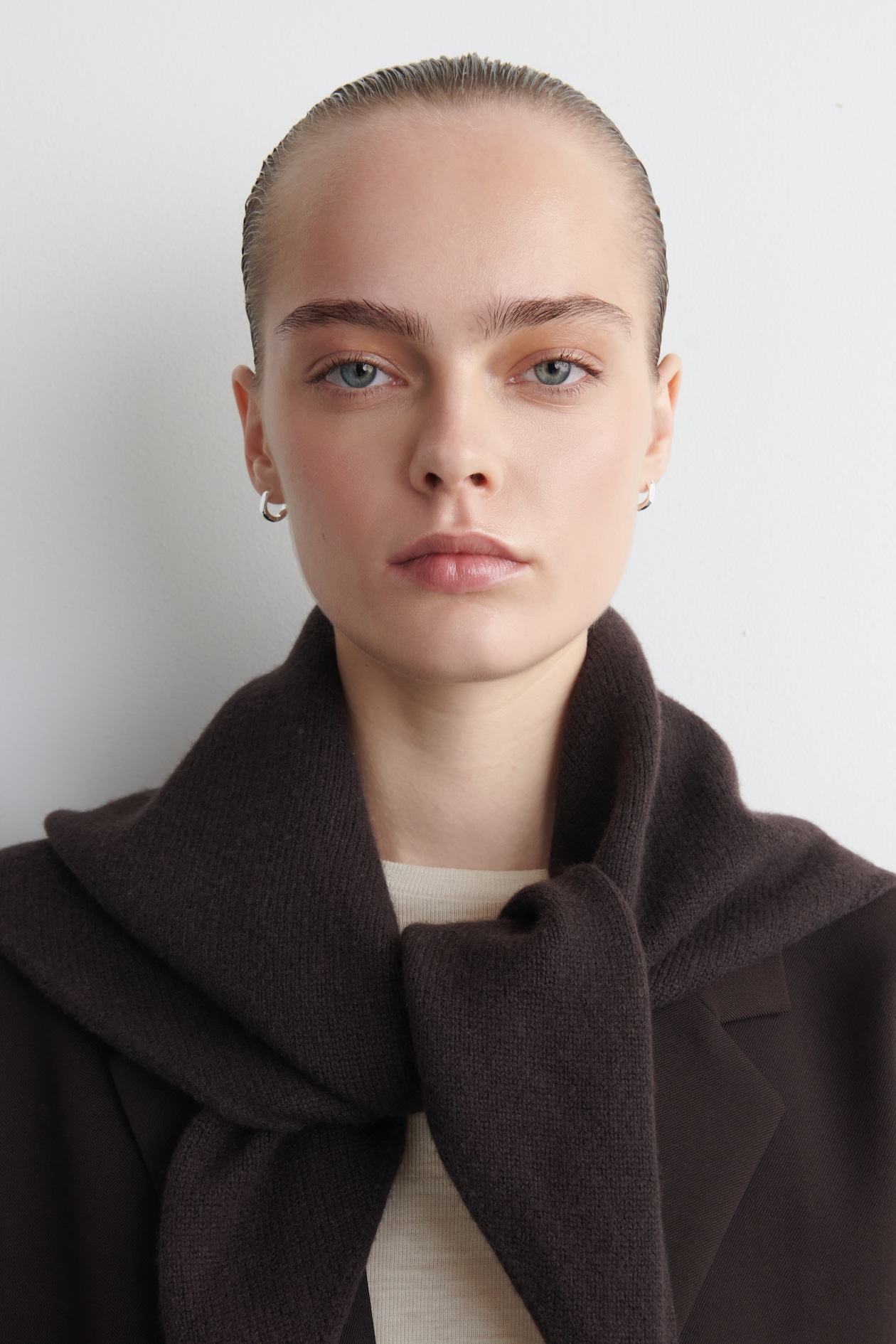 Women's DARK BROWN OVERSIZED WOOL TRIANGLE SCARF | H&M GB