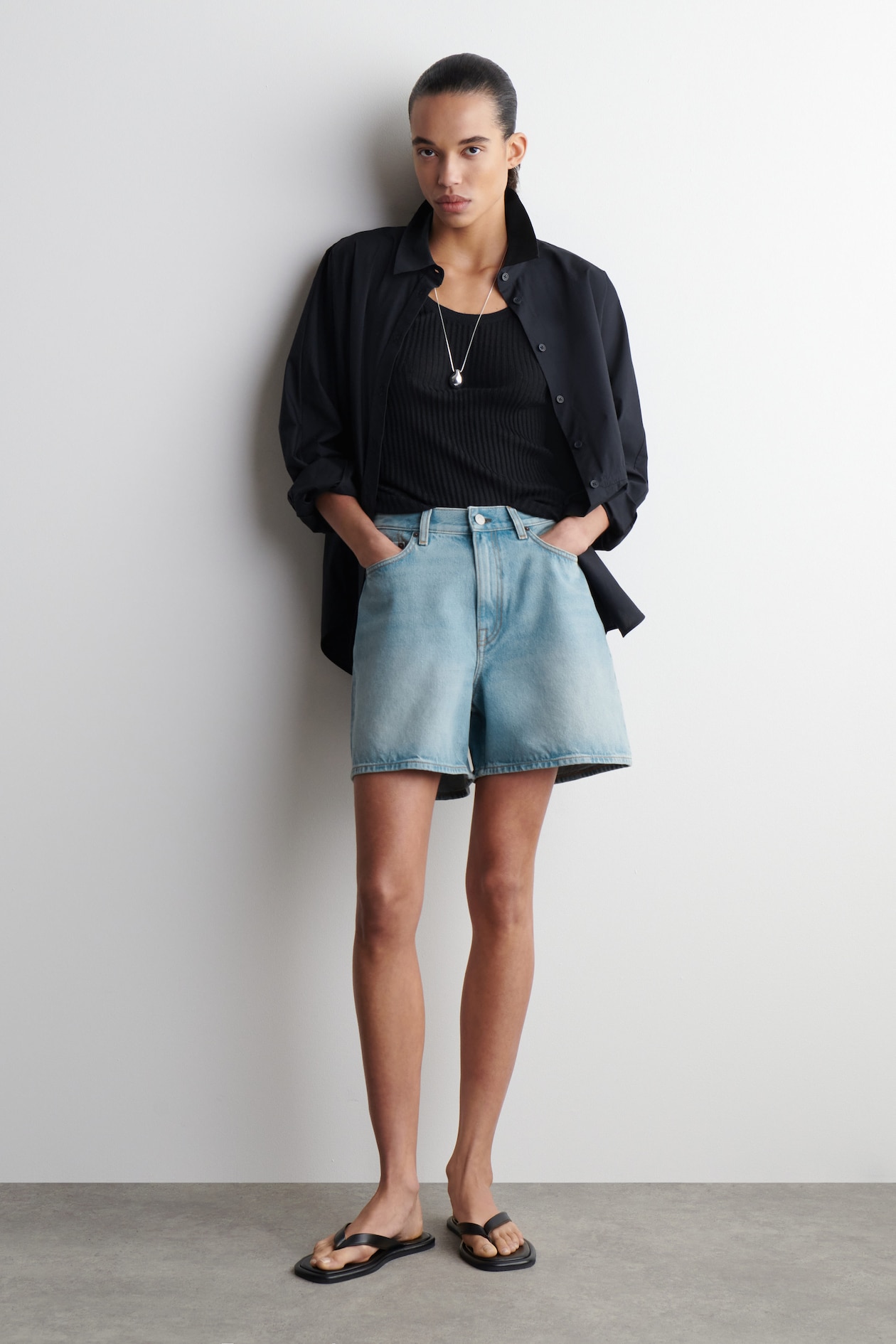 SHORT TAILLE HAUTE EN DENIM - BLEU DÉLAVÉ | COS