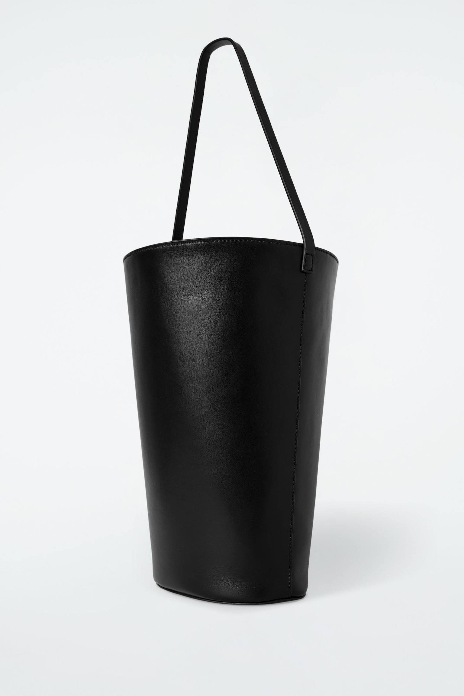 BOLSO BUCKET - PIEL - NEGRO | COS