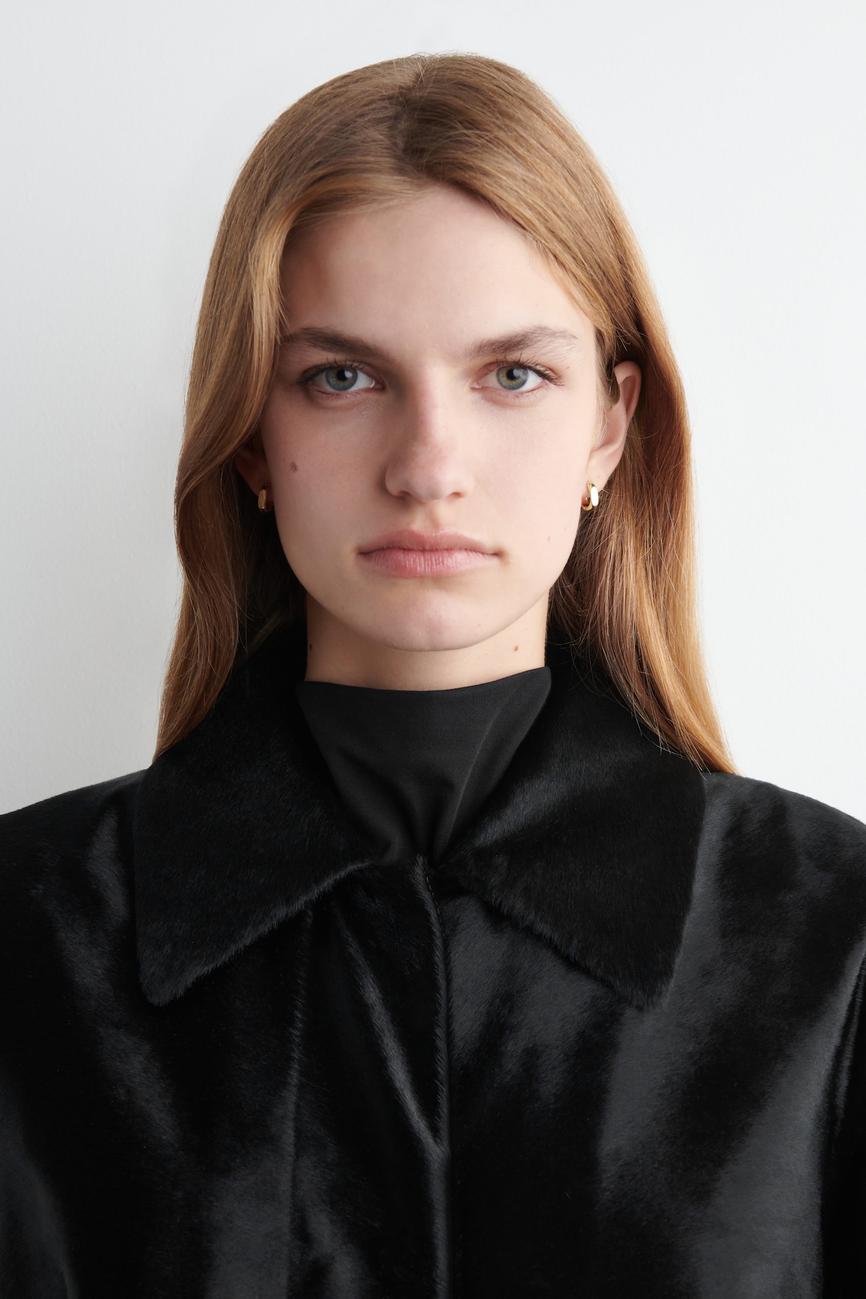 SCULPTED MINI HOOP EARRINGS - GOLD | COS