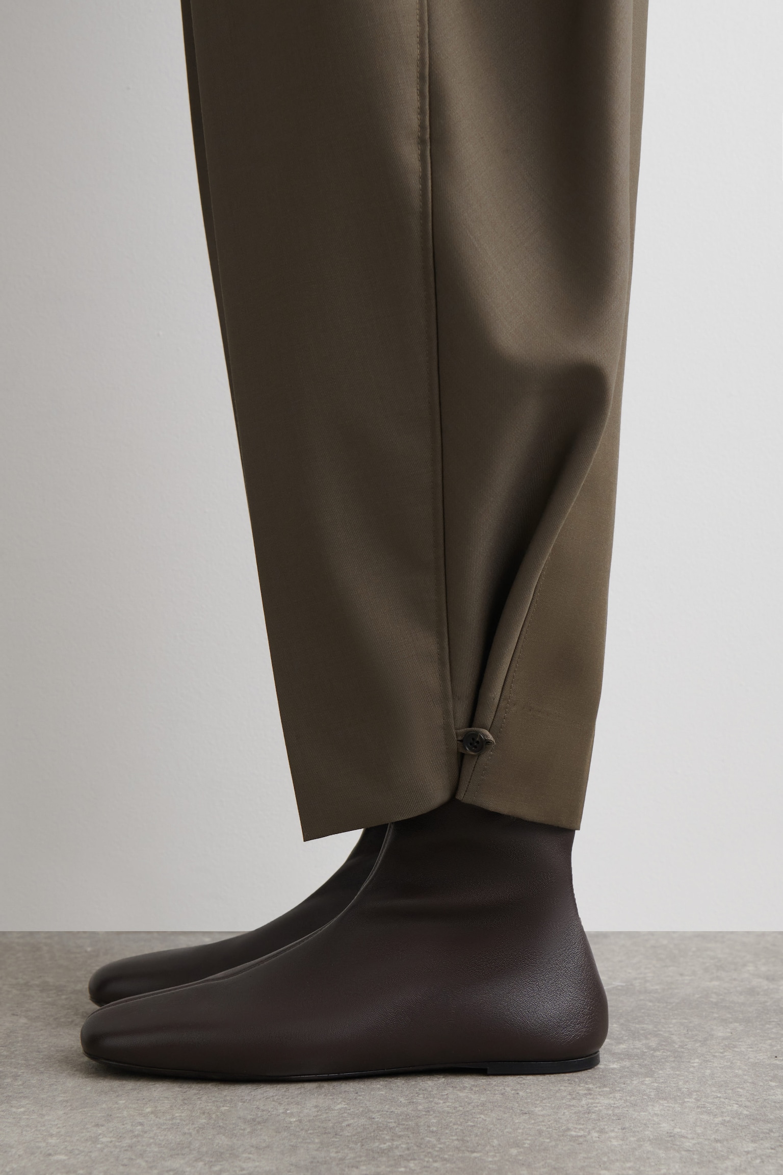 PANTALON BARREL À PLIS EN LAINE - BEIGE FONCÉ | COS