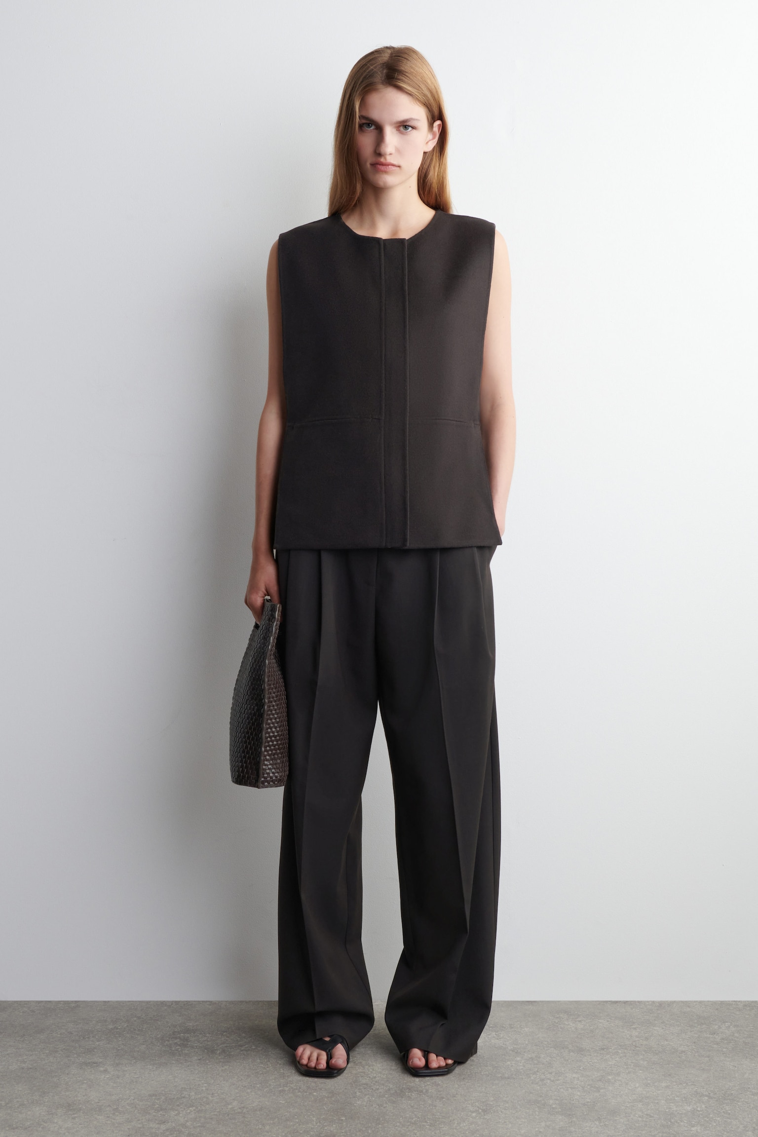 CHALECO HÍBRIDO DE LANA DE DOBLE FAZ - MARRÓN OSCURO | COS