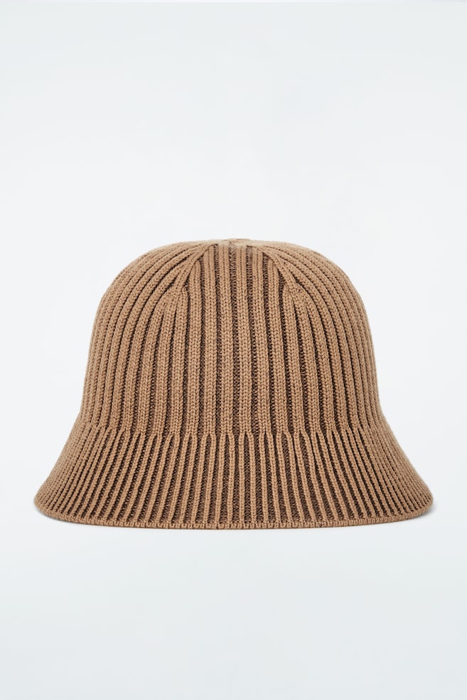 RIBBED-KNIT BUCKET HAT - BEIGE | COS