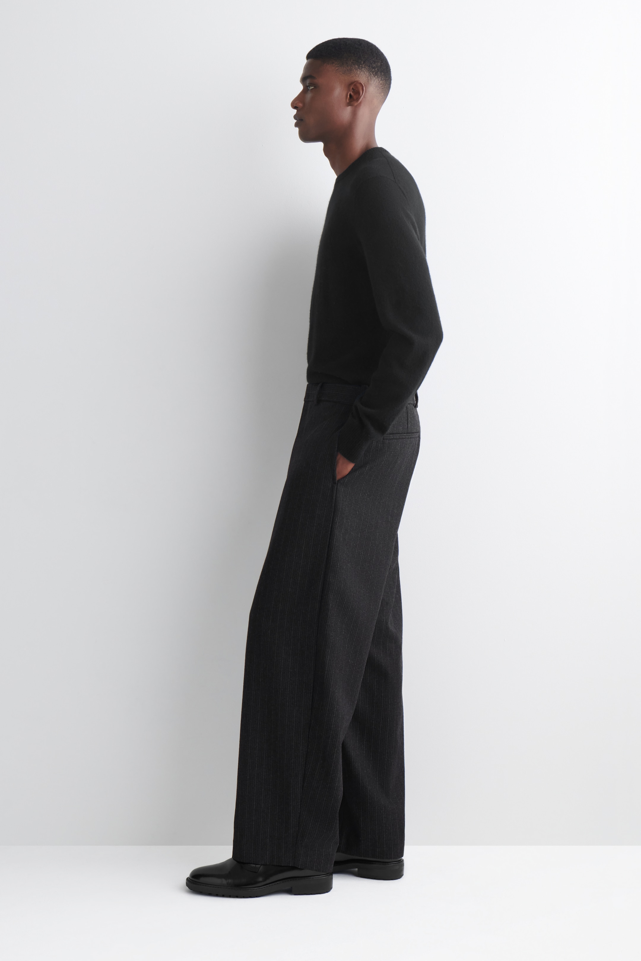 Calças de lã riscada, corte relaxado e perna afunilada - Cinzento ...