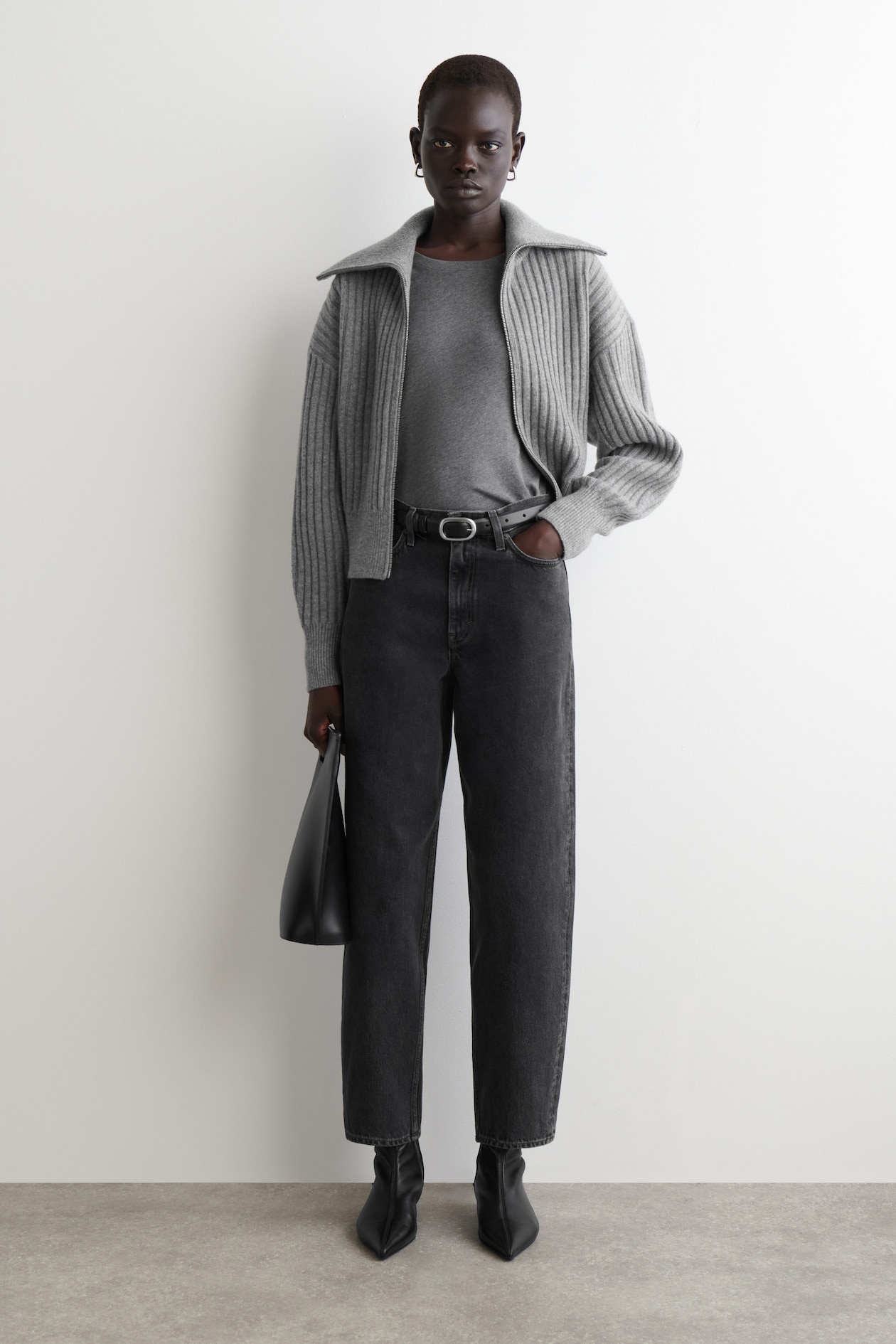 ARCH TAPERED JEANS - BLACK | COS