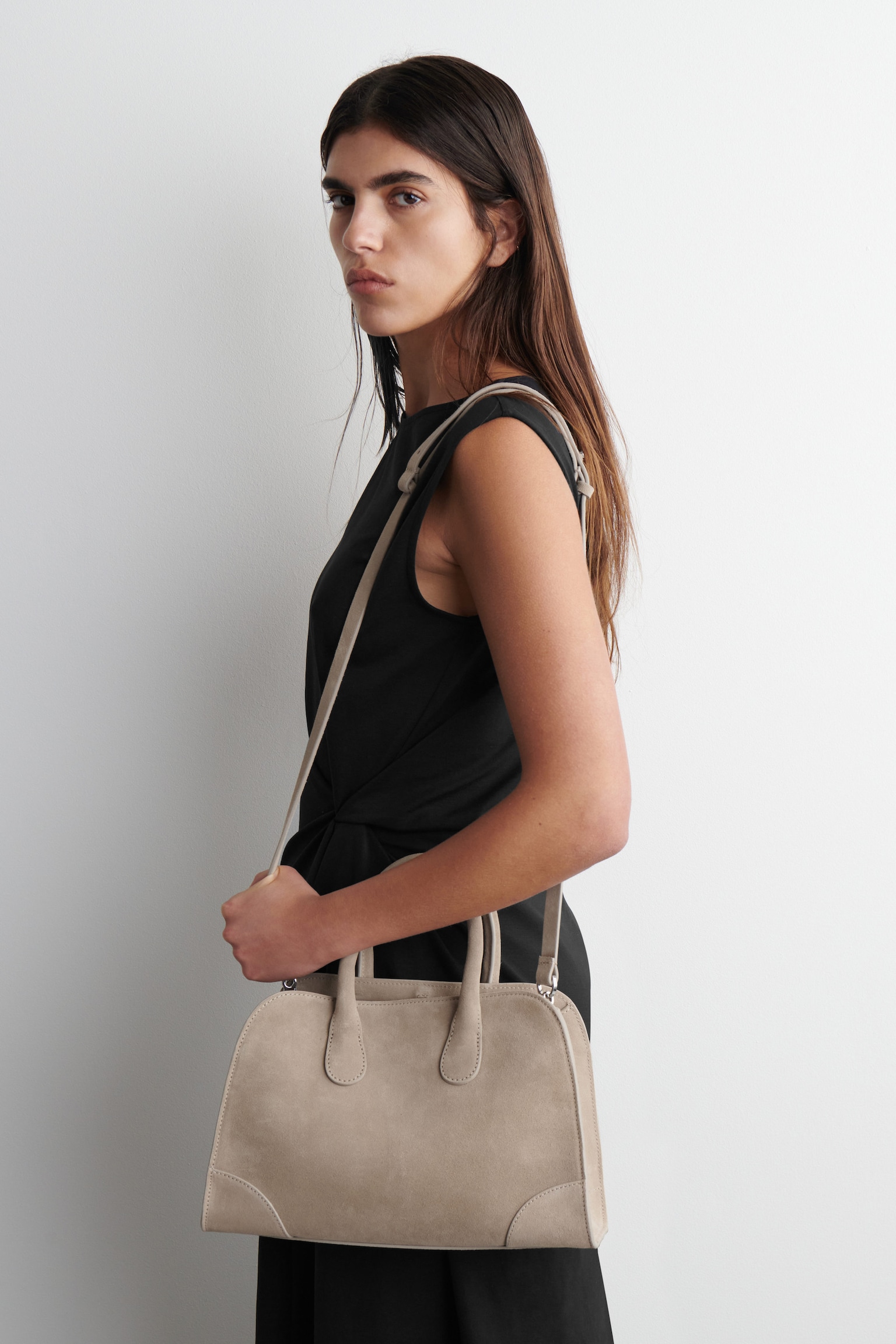 MINI STUDIO BOWLING BAG - SUEDE - SAND | COS
