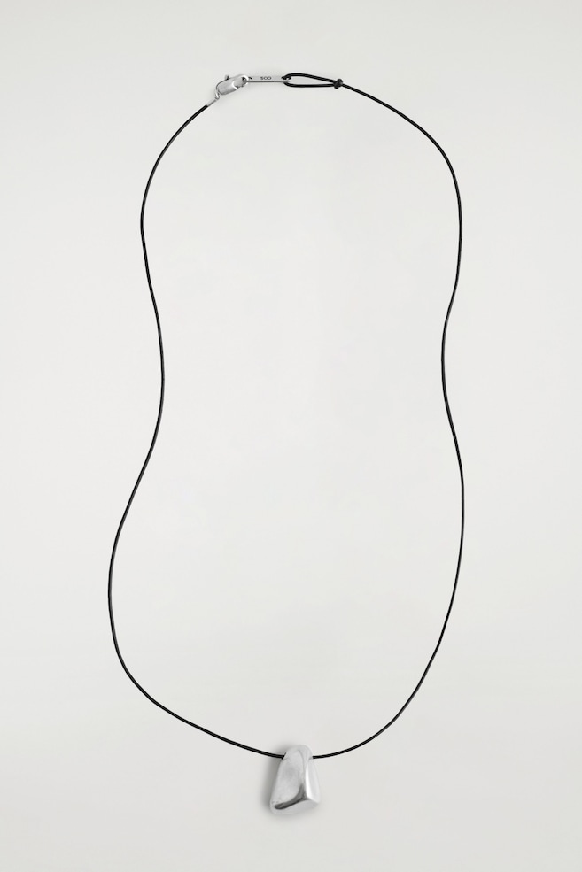 HAMMERED PENDANT NECKLACE - SILVER | COS