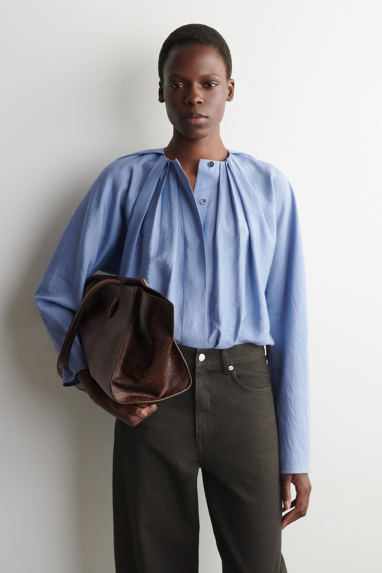 BLOUSE PLISSÉE VOLUMINEUSE - BLEU | COS FR