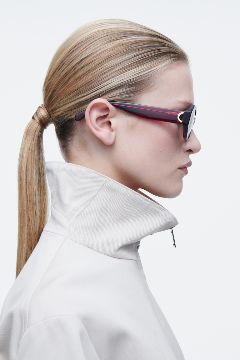 FACET SUNGLASSES - RECTANGLE - CHERRY / MAROON | COS