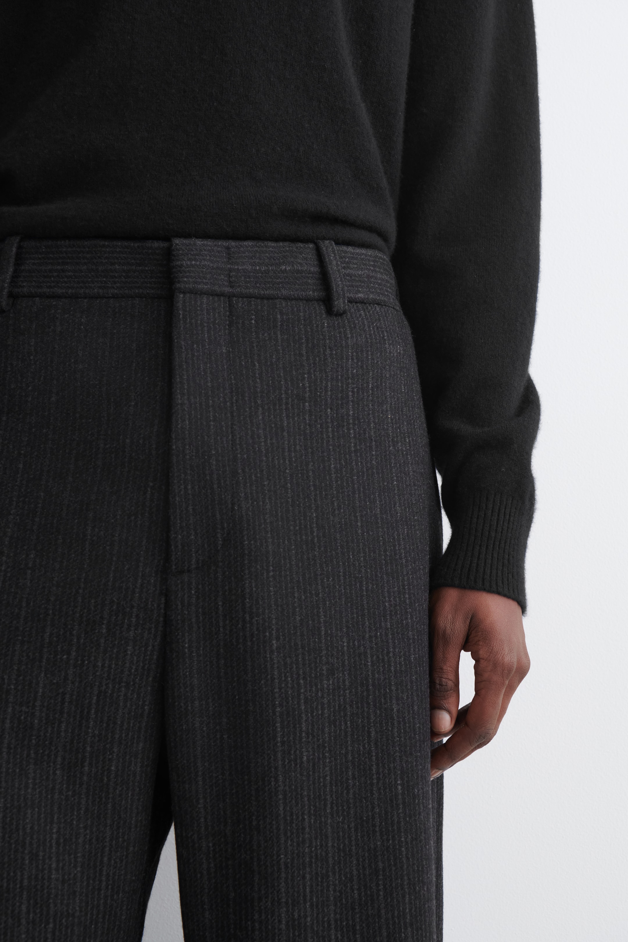 Calças de lã riscada, corte relaxado e perna afunilada - Cinzento ...