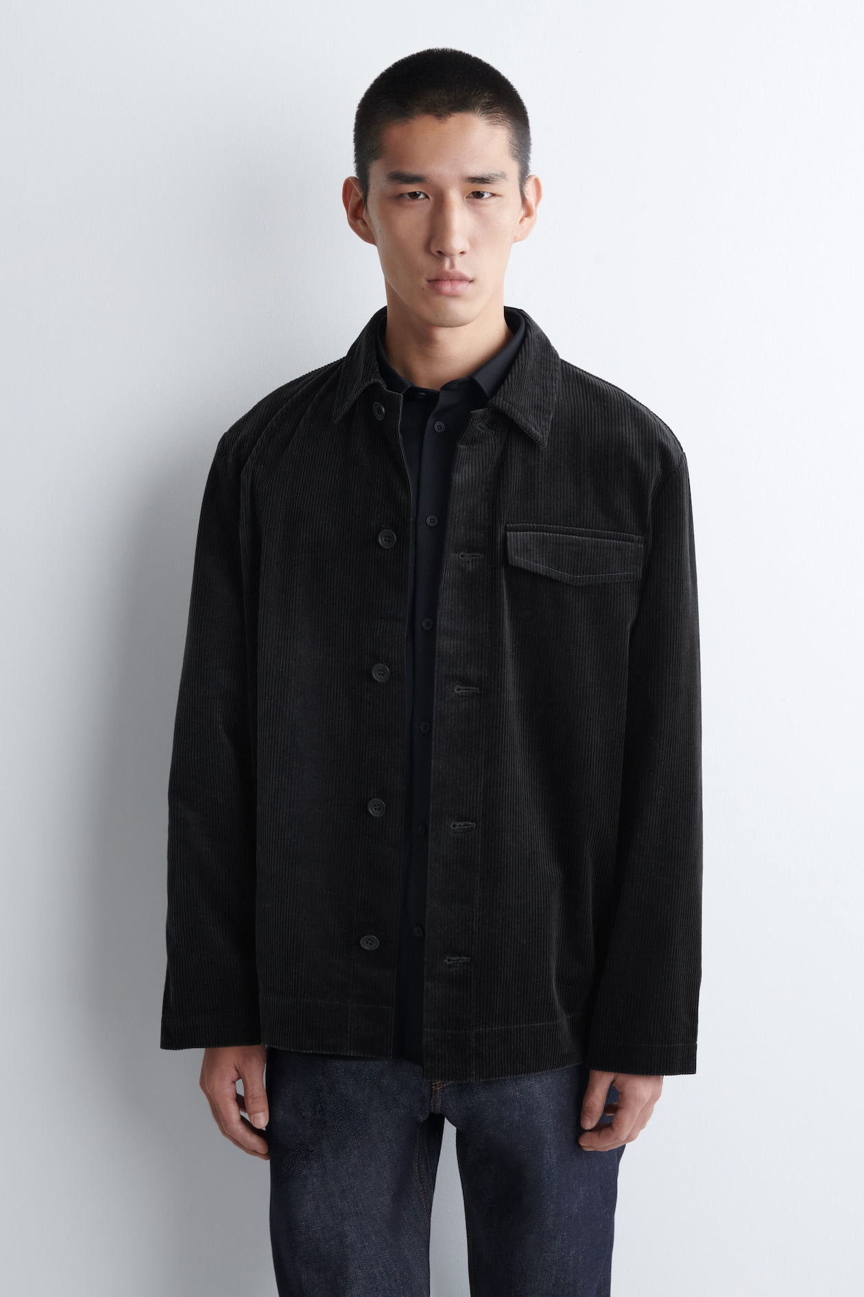 OVERSHIRT I BOMULLSMANCHESTER - SVART | COS