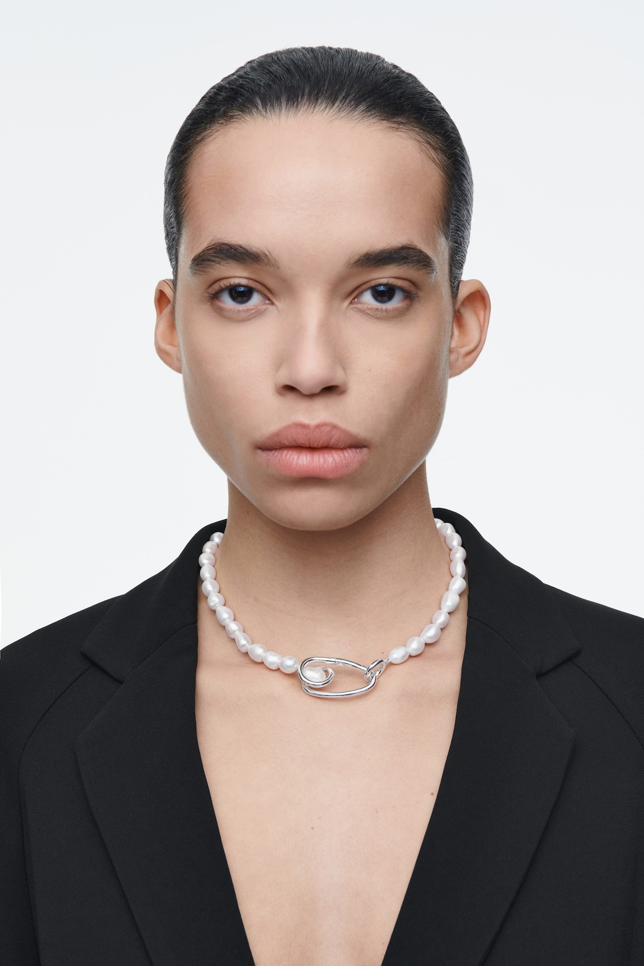 COILED FRESHWATER PEARL NECKLACE - SILVER / PEARL | COS