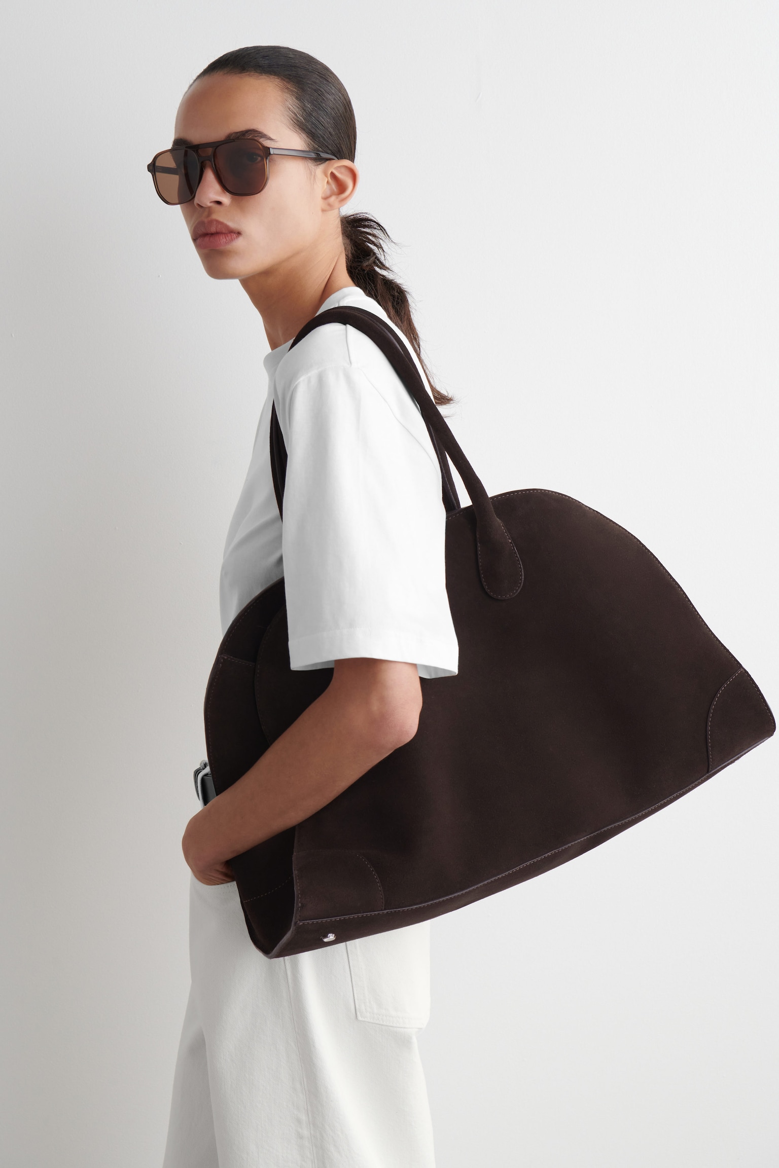 STUDIO BOWLING BAG - LEATHER - DARK-BROWN SUEDE | COS
