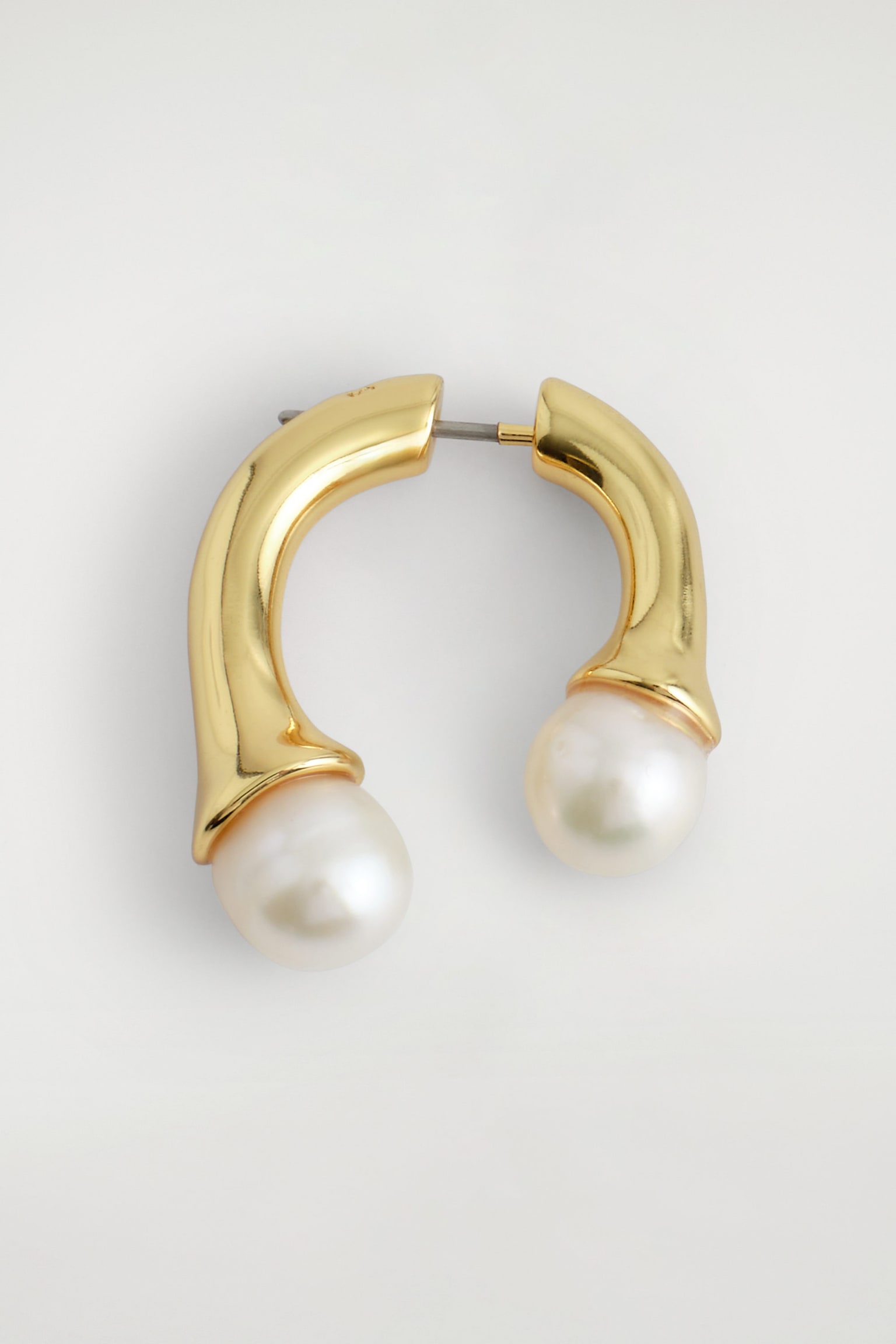 ARCHED FRESHWATER PEARL EARRINGS - GOLD | COS NL