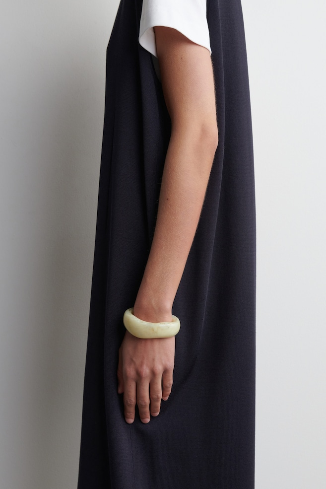 CHUNKY CURVED BANGLE - BUTTERMILK | COS