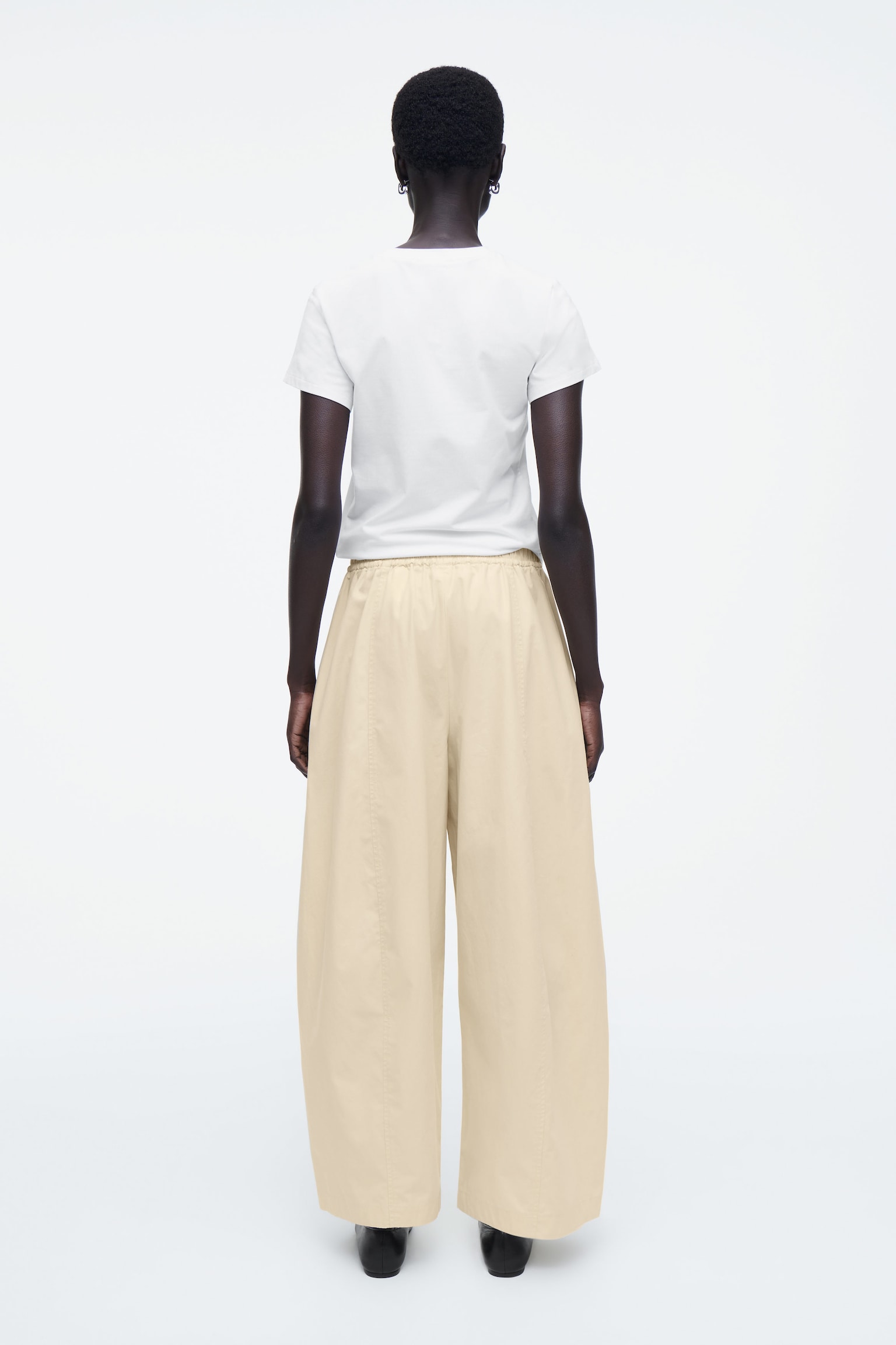 ELASTICATED BARREL-LEG TROUSERS - LIGHT BEIGE | COS