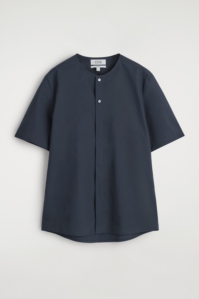 CHEMISE SANS COL EN COTON PIMA - BLEU MARINE | COS FR