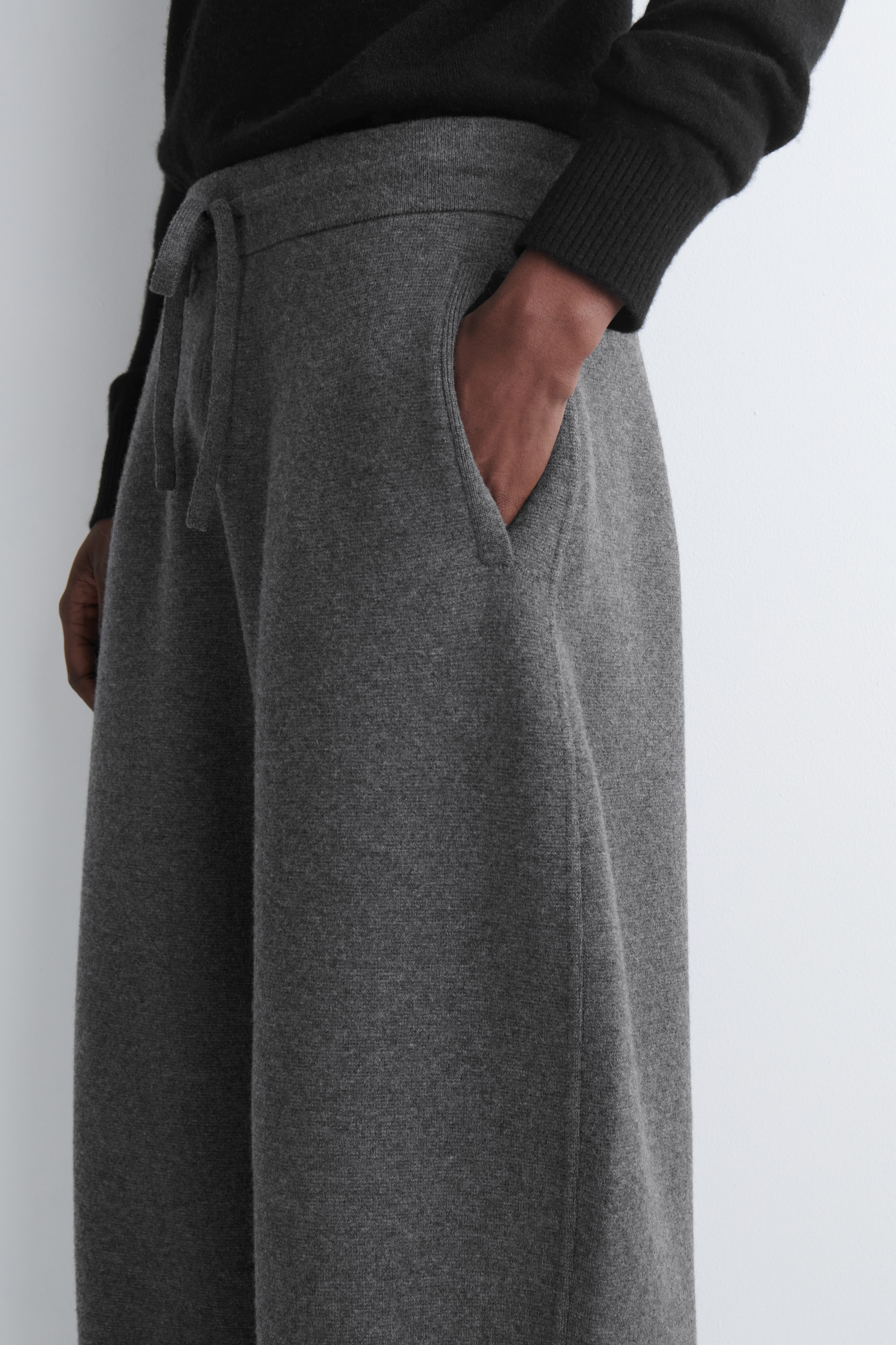 Calças estilo jogger de lã merino com perna em formato barril - CINZA ...