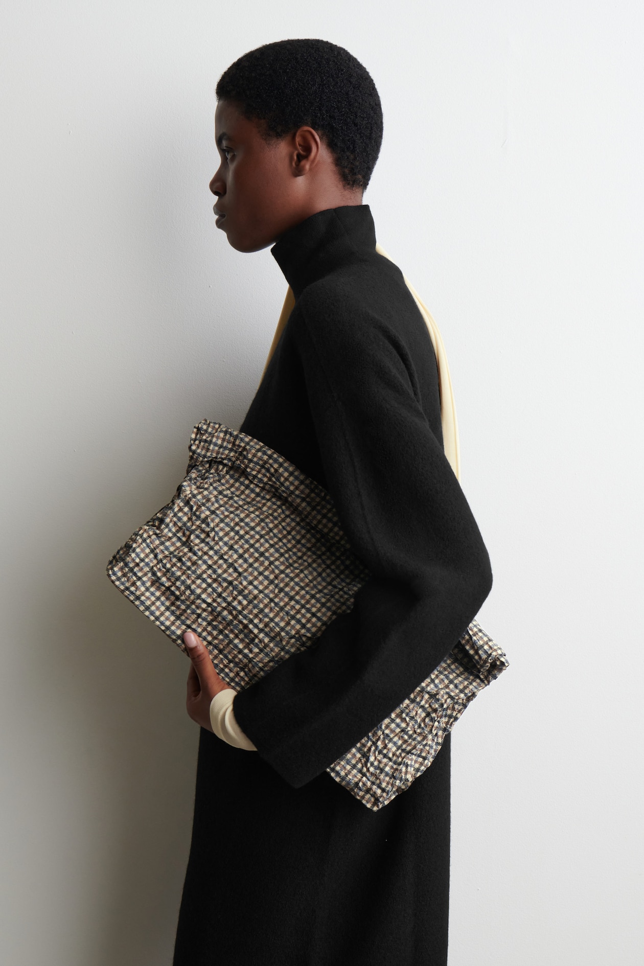 FOLDED OVERSIZED CRINKLED CLUTCH BAG - BEIGE / CHECKED | COS