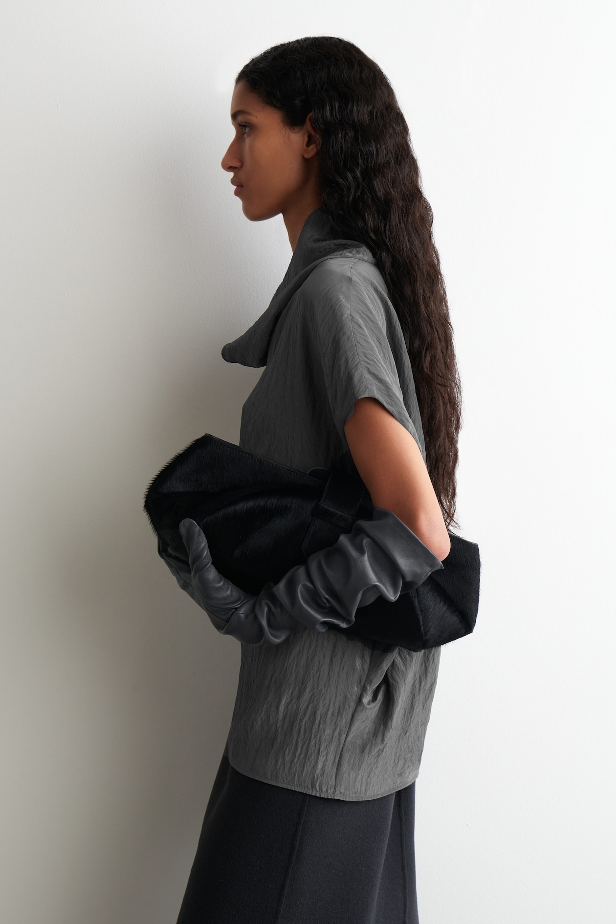 ELONGATED NAPPA GLOVES - STEEL | COS US