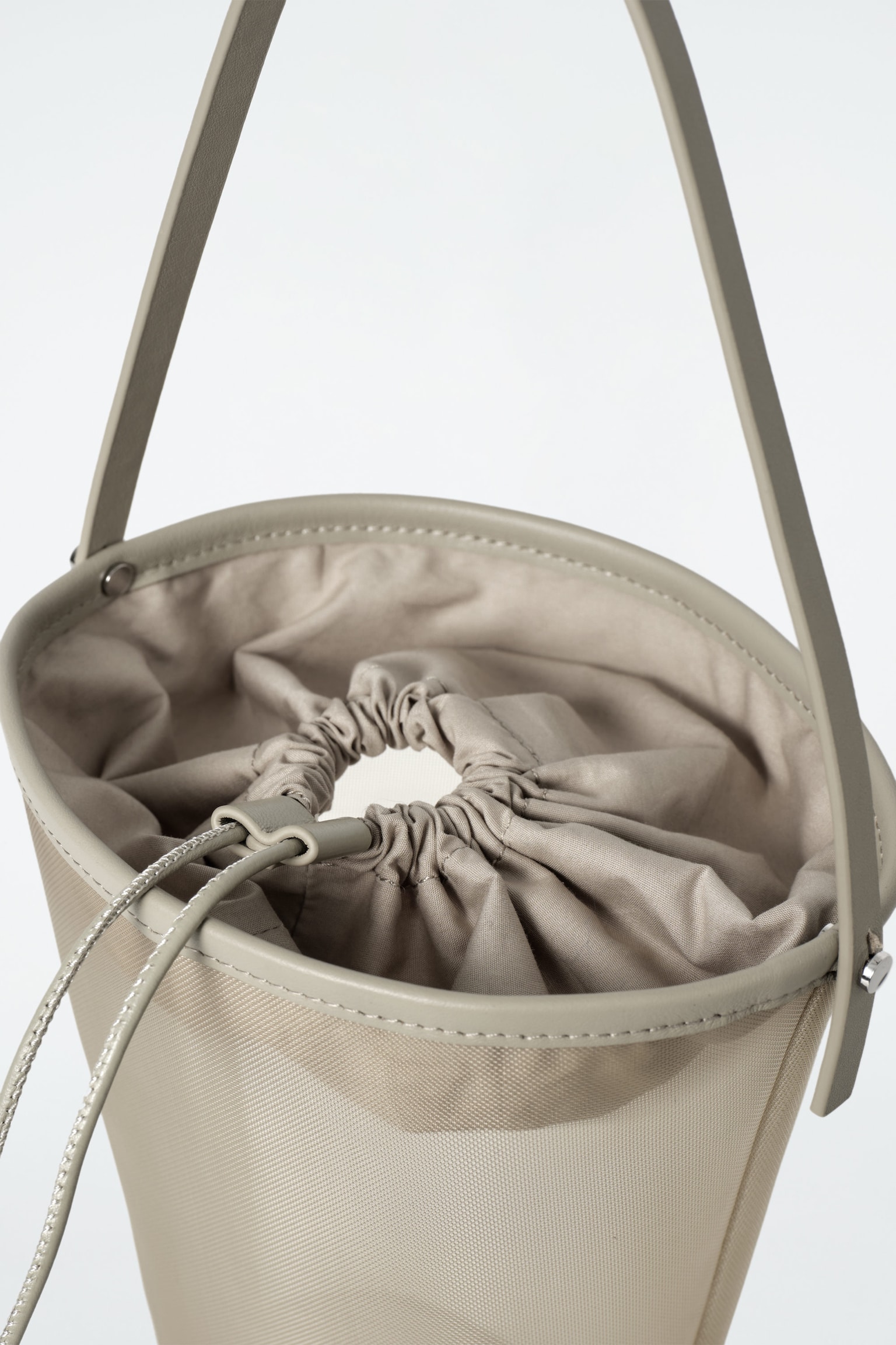 MINI BUCKET BAG - MESH - BEIGE | COS
