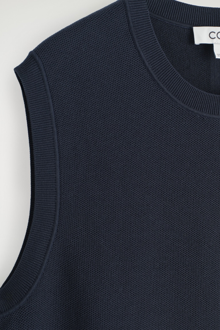 HONEYCOMB-KNIT TANK TOP - NAVY | COS