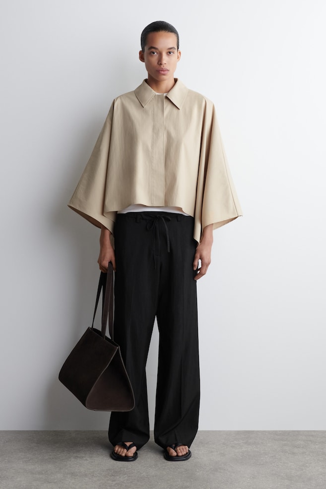 CROPPED TRENCH COAT CAPE - LIGHT BEIGE | COS