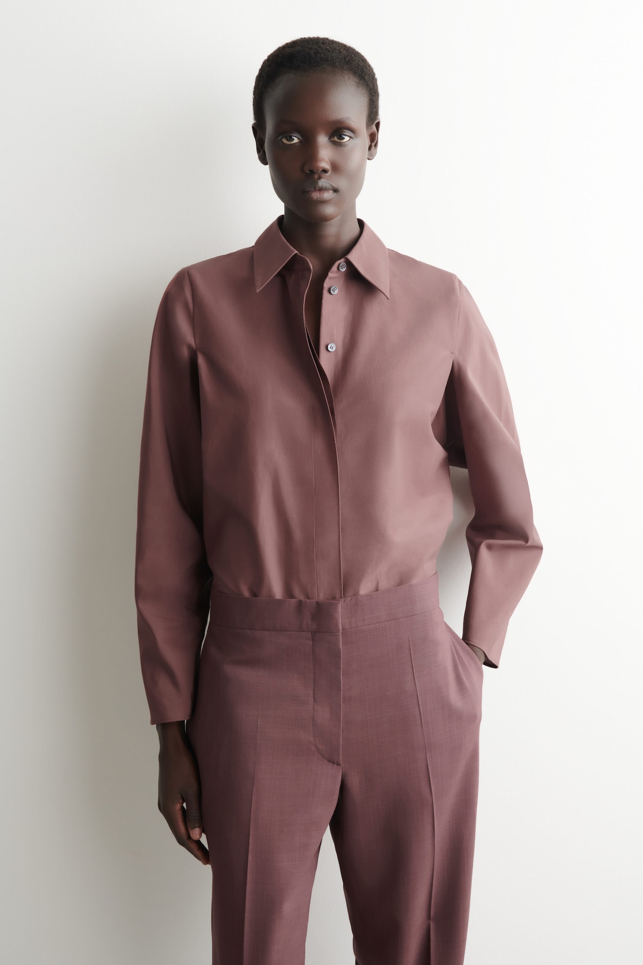 CAMICIA IN COTONE E SETA DALLA LINEA ARROTONDATA - MOGANO | COS IT