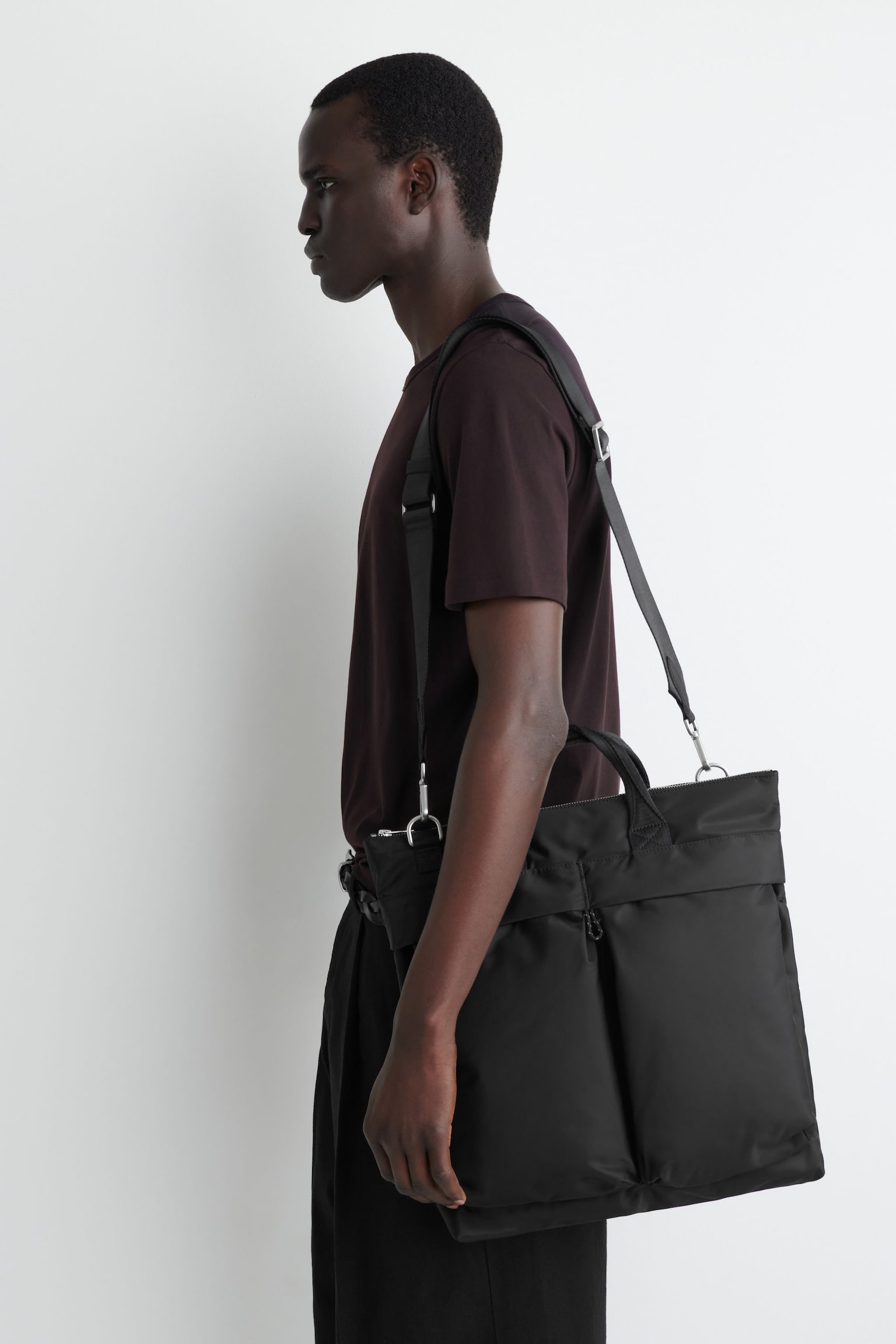 TRANSIT MESSENGER BAG - NYLON - SCHWARZ | COS DE