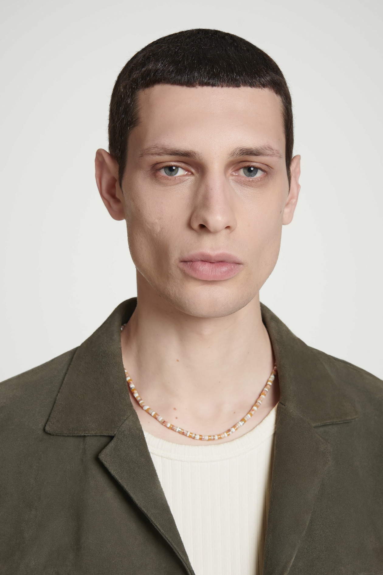 COLLIER PERLÉ DE PIERRES ET COQUILLAGES - ARGENT / ORANGE | COS