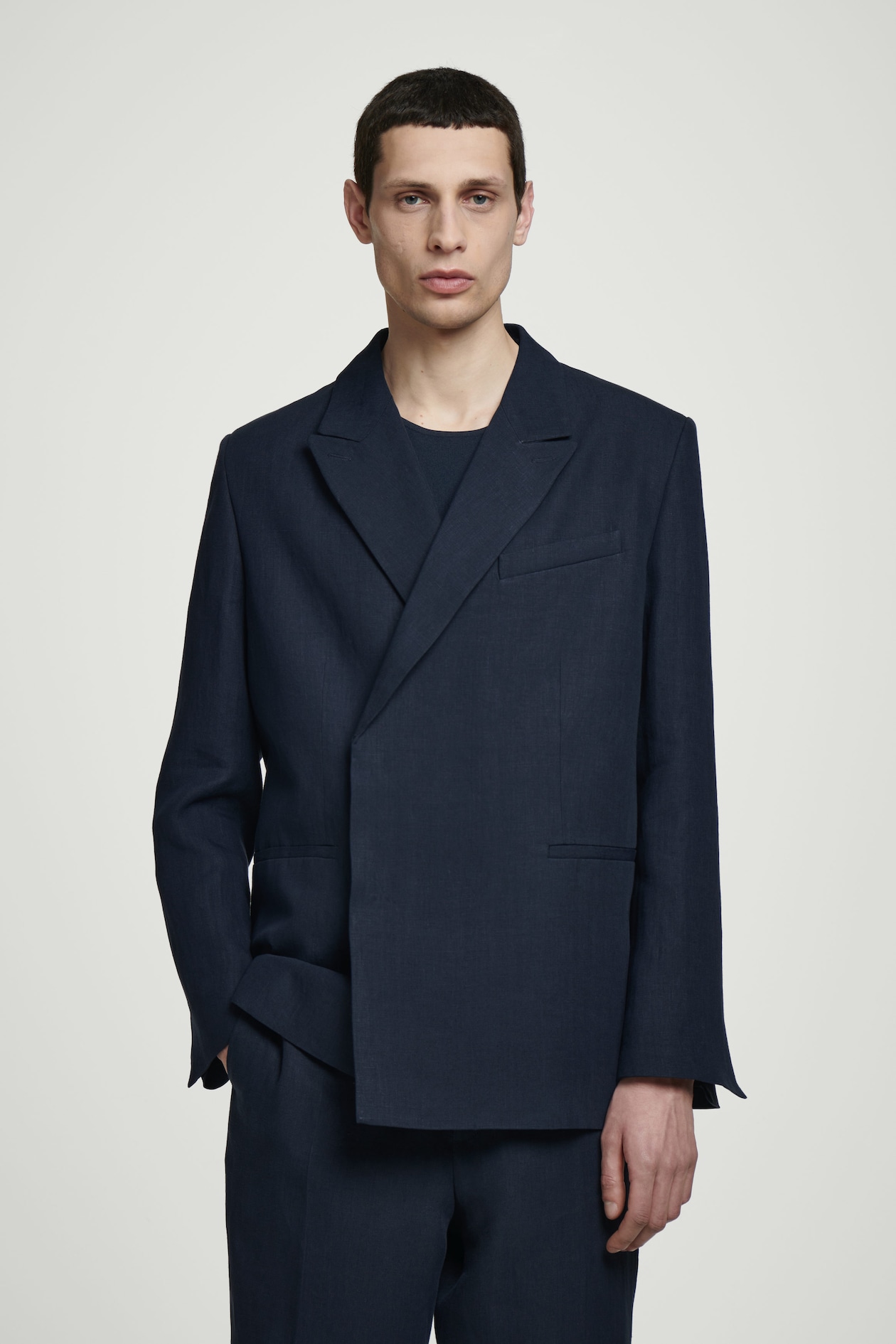 BLAZER DOPPIO PETTO IN LINO DAL TAGLIO RILASSATO - BLU NAVY | COS